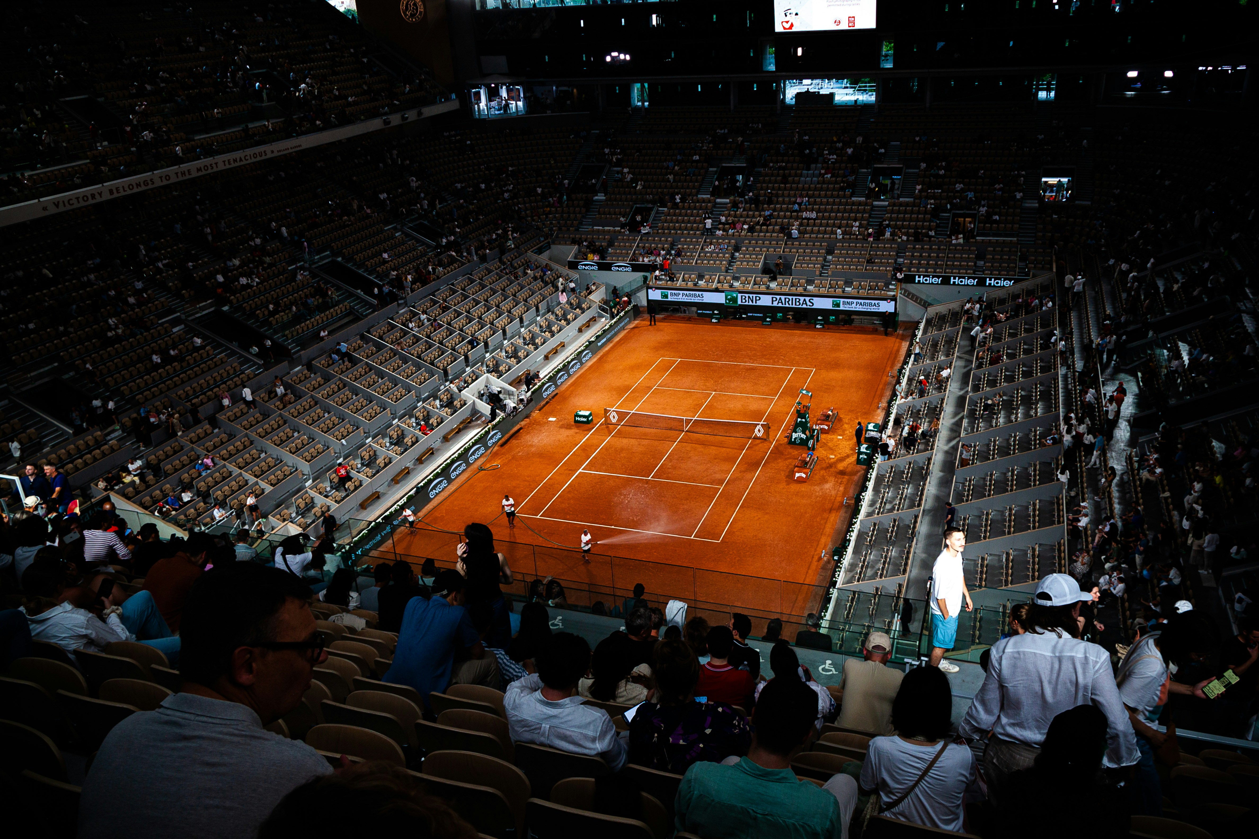 Tennis match at a large stadium with spectators. photo – Free Aesthetic ...
