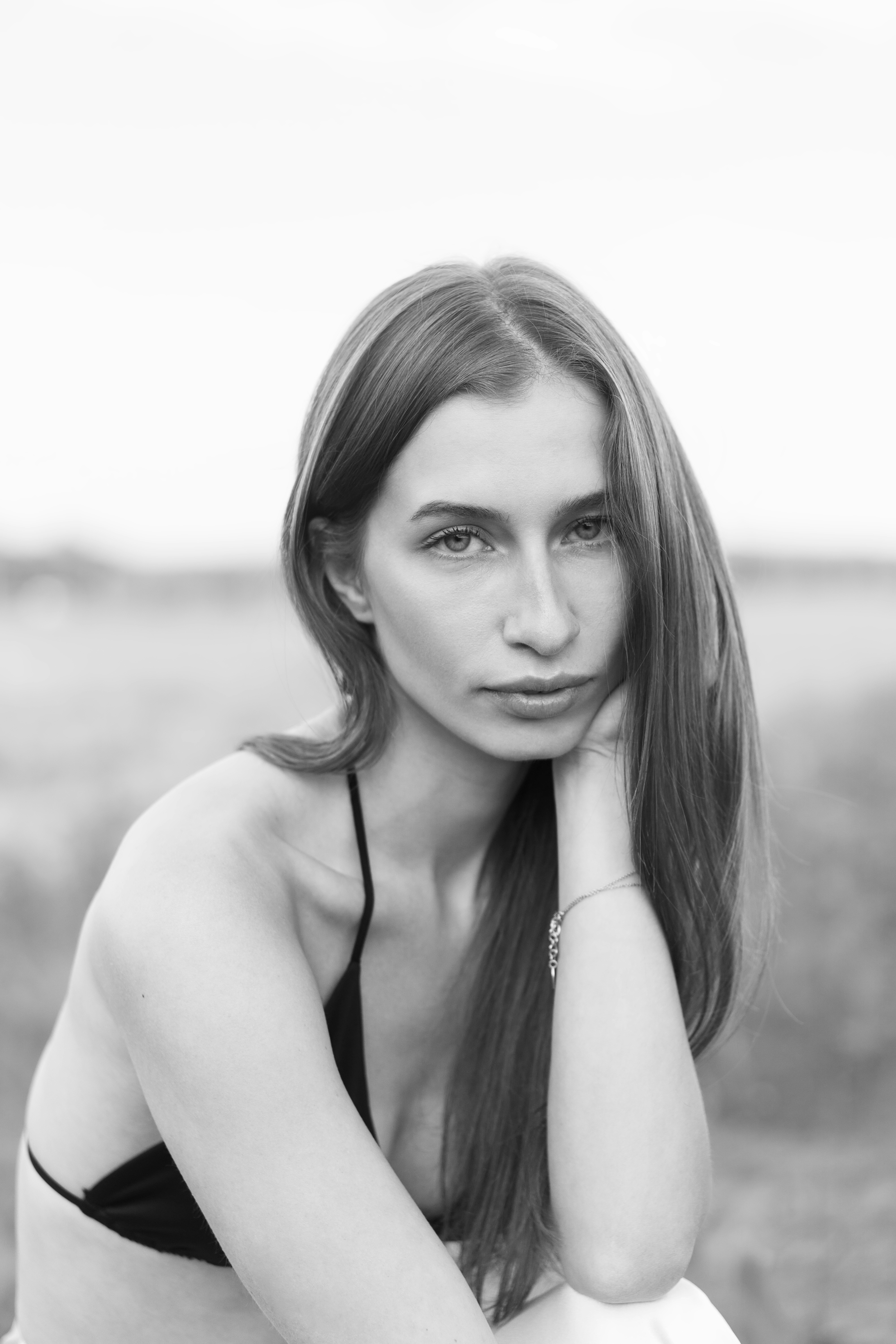 A woman poses in a black and white photo. photo – Free Woman Image on Unsplash