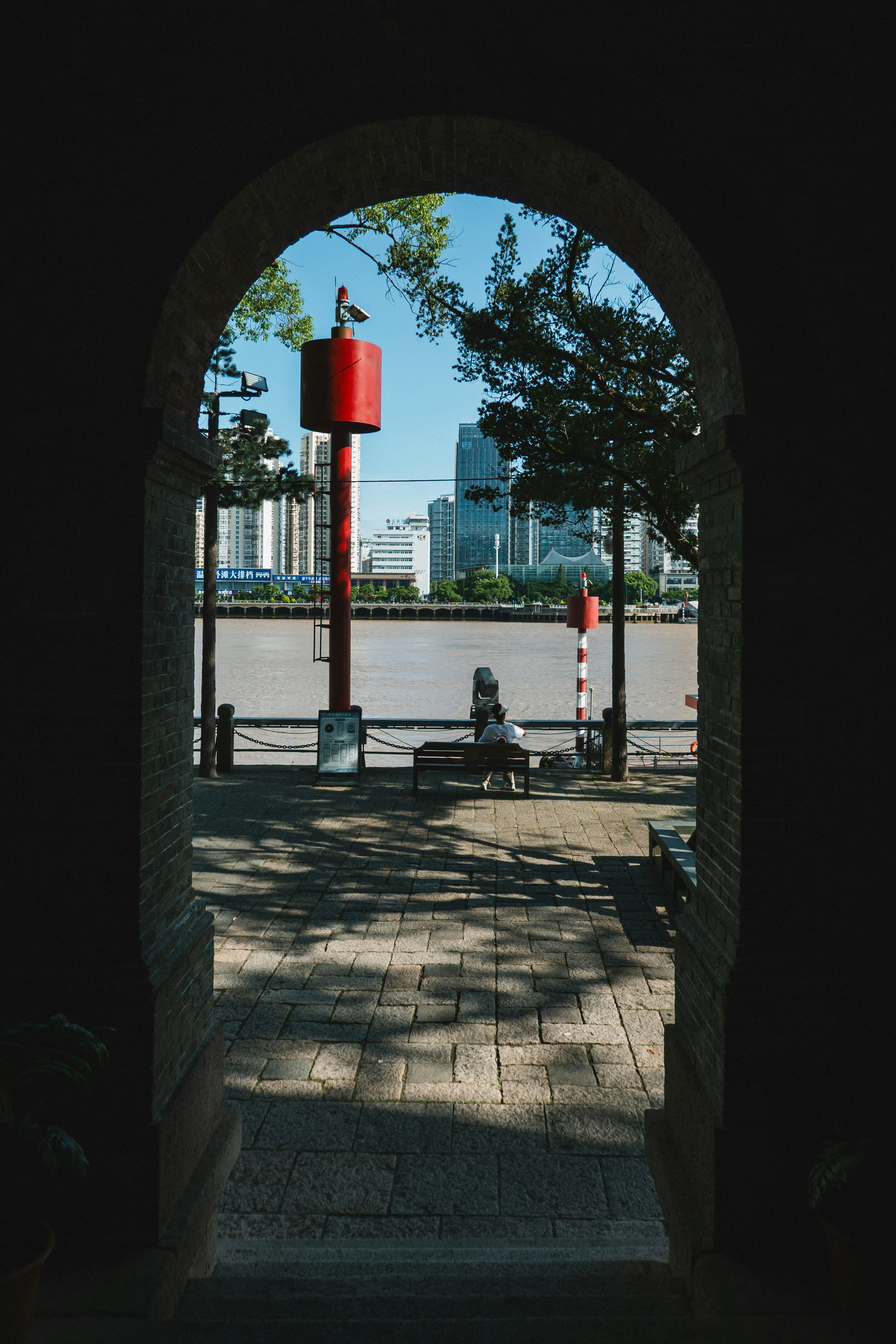 Framed Serenity: A Glimpse of Urban Tranquility