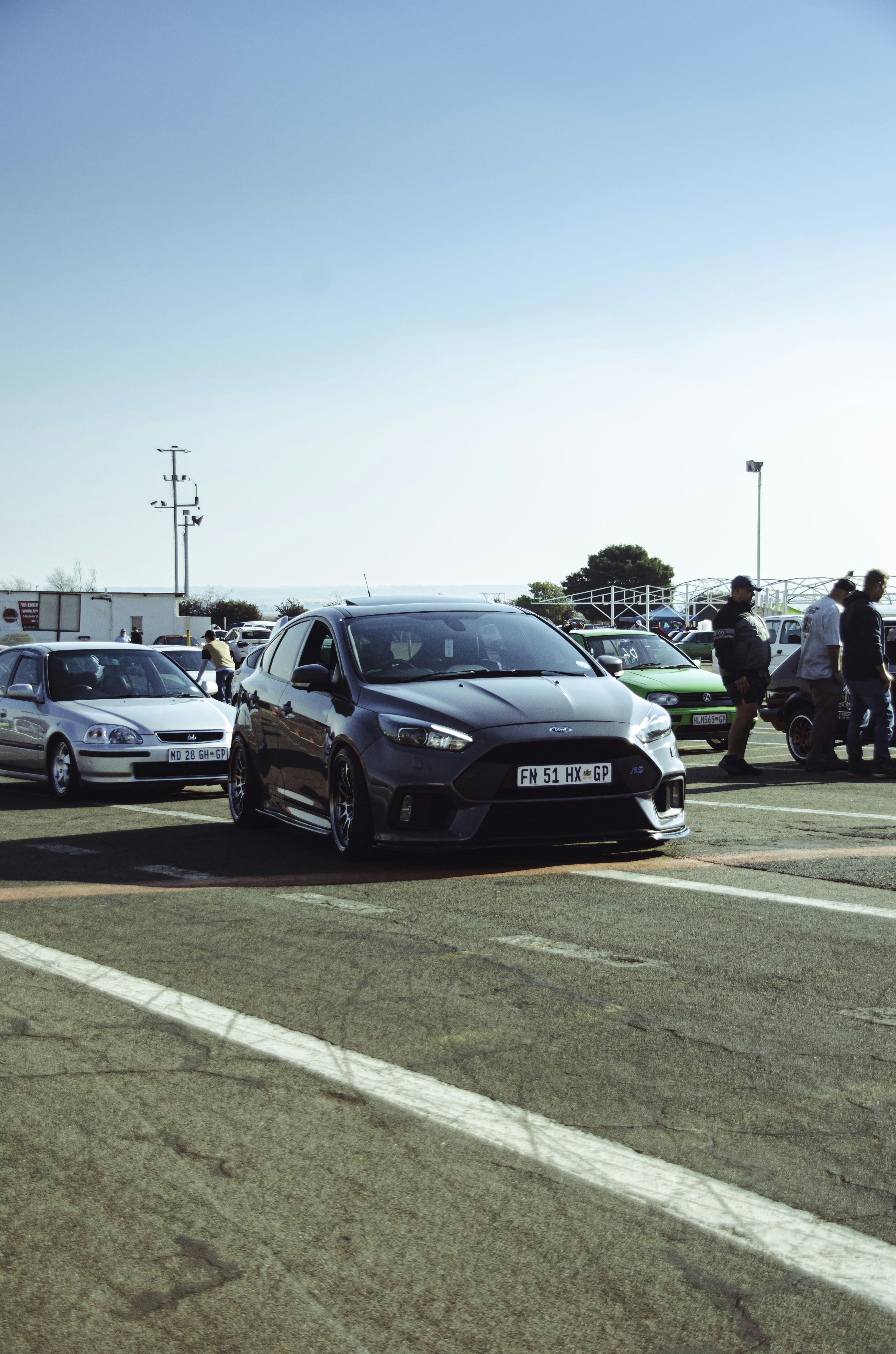 Los autos se alineaban en una pista listos para correr. foto – Imagen ...