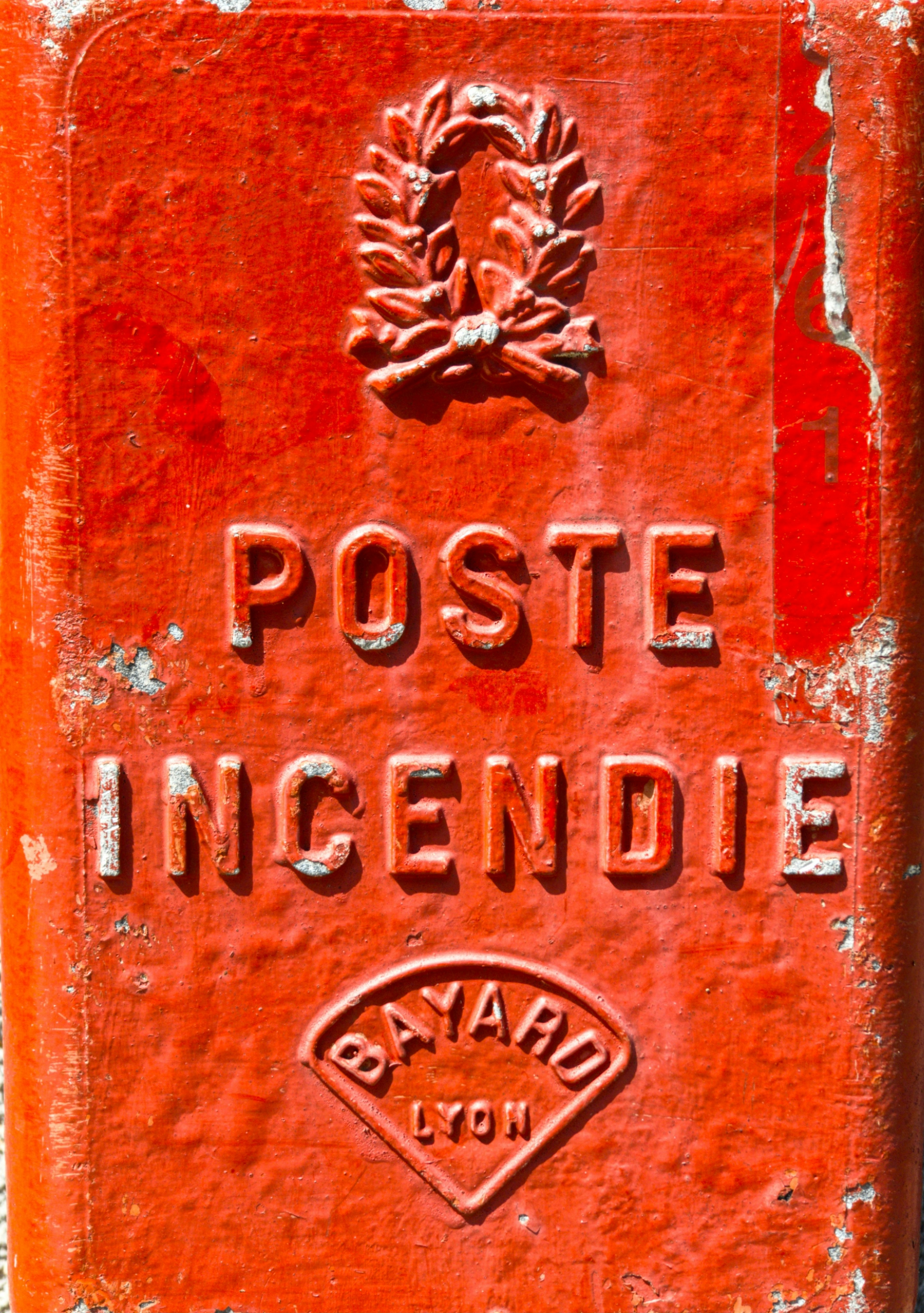 Ancienne borne incendie pompiers | Red fire post in french.