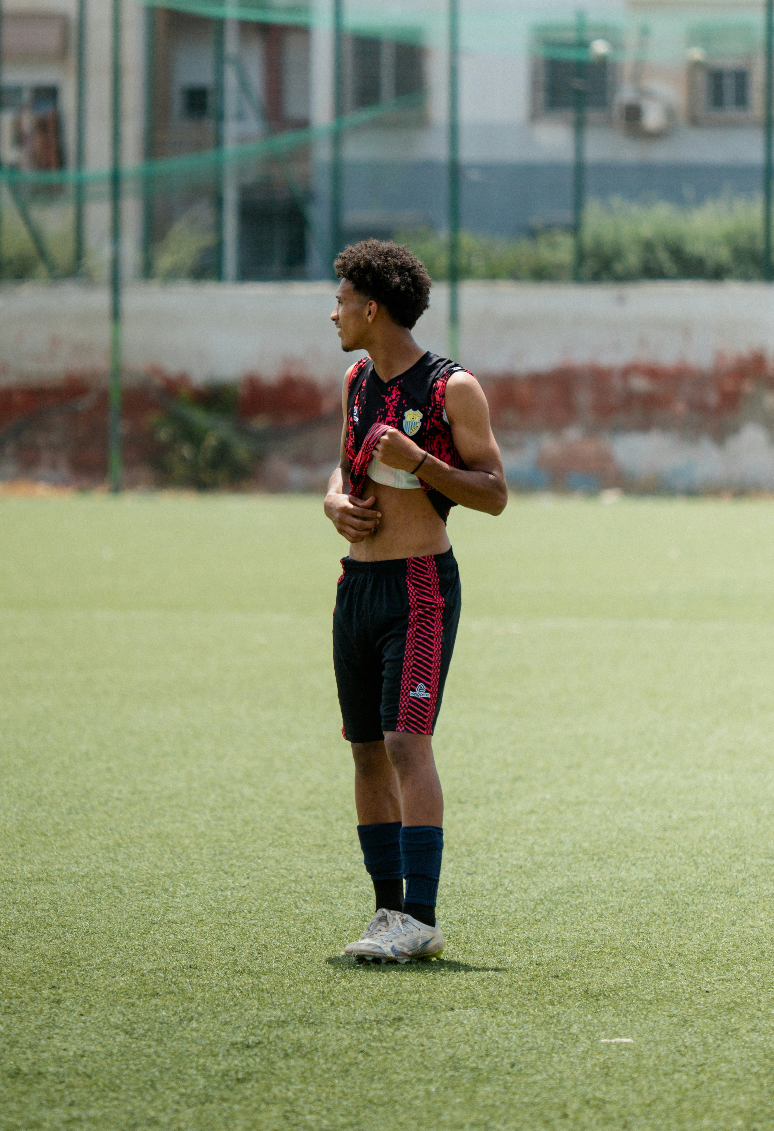 Soccer player stands on the field. photo – Free People Image on Unsplash
