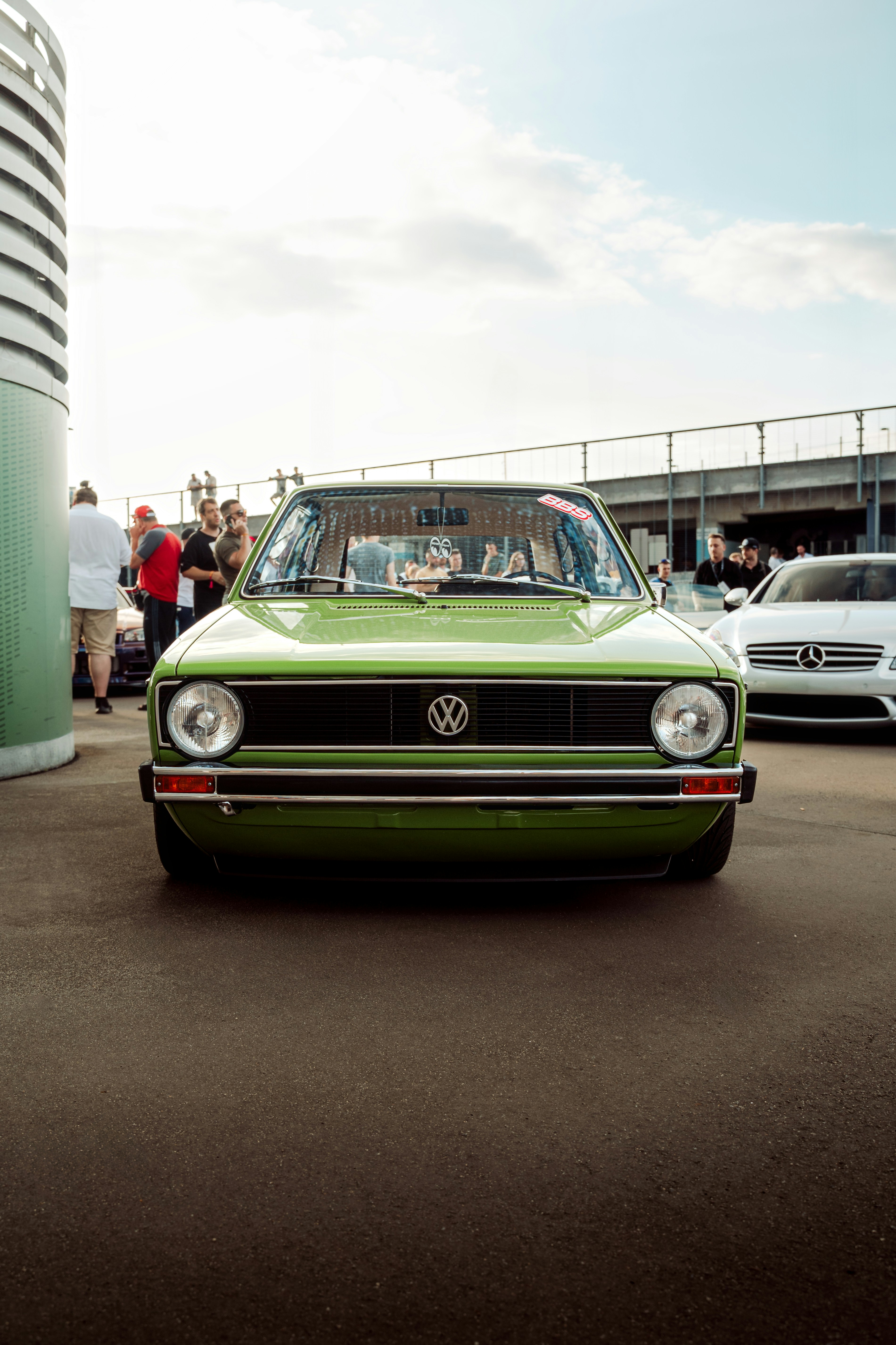 Se exhibe un Volkswagen Golf verde. foto – Imagen de Puesta del sol ...