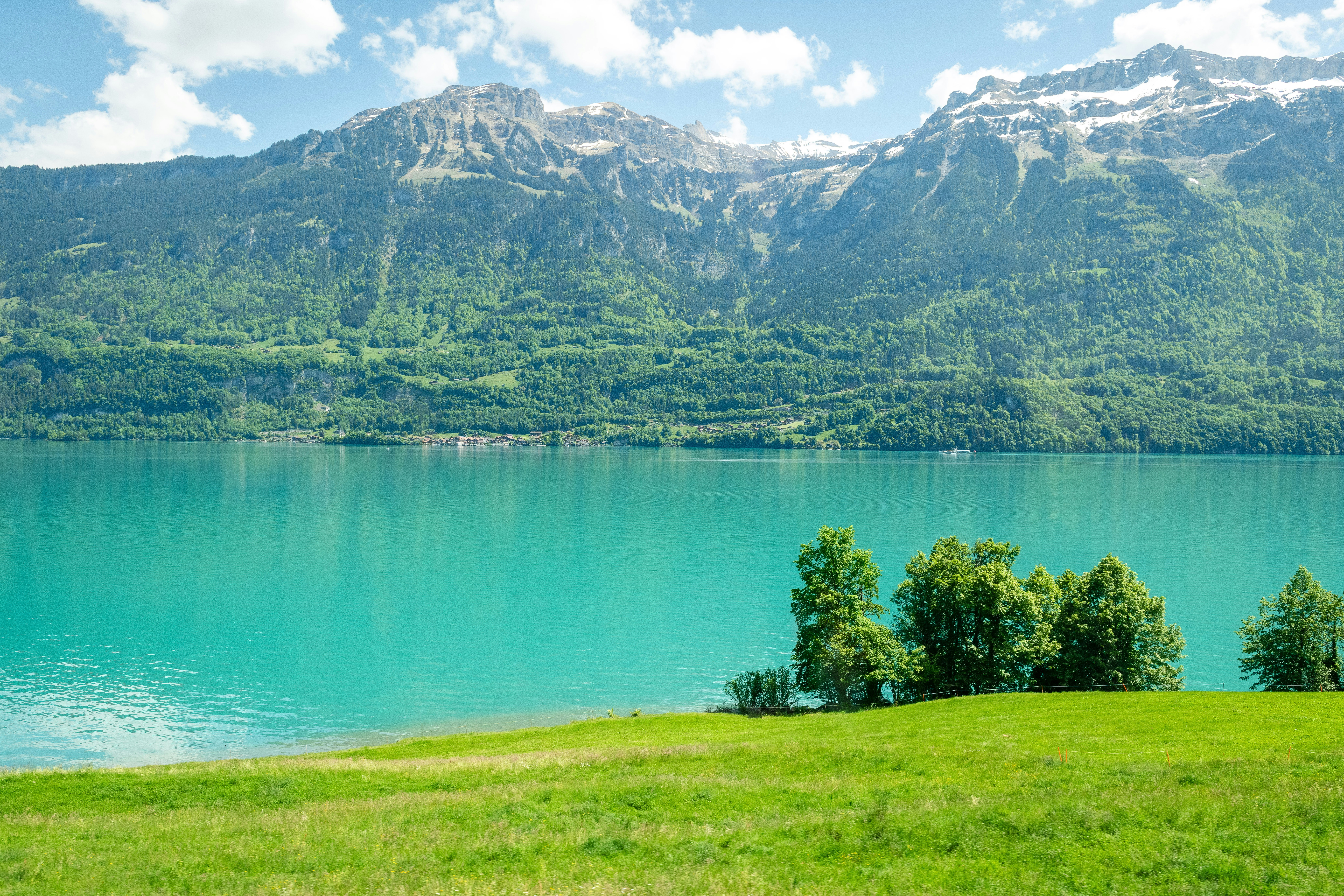 Mountains and a lake create a beautiful landscape. photo – Free Grass ...