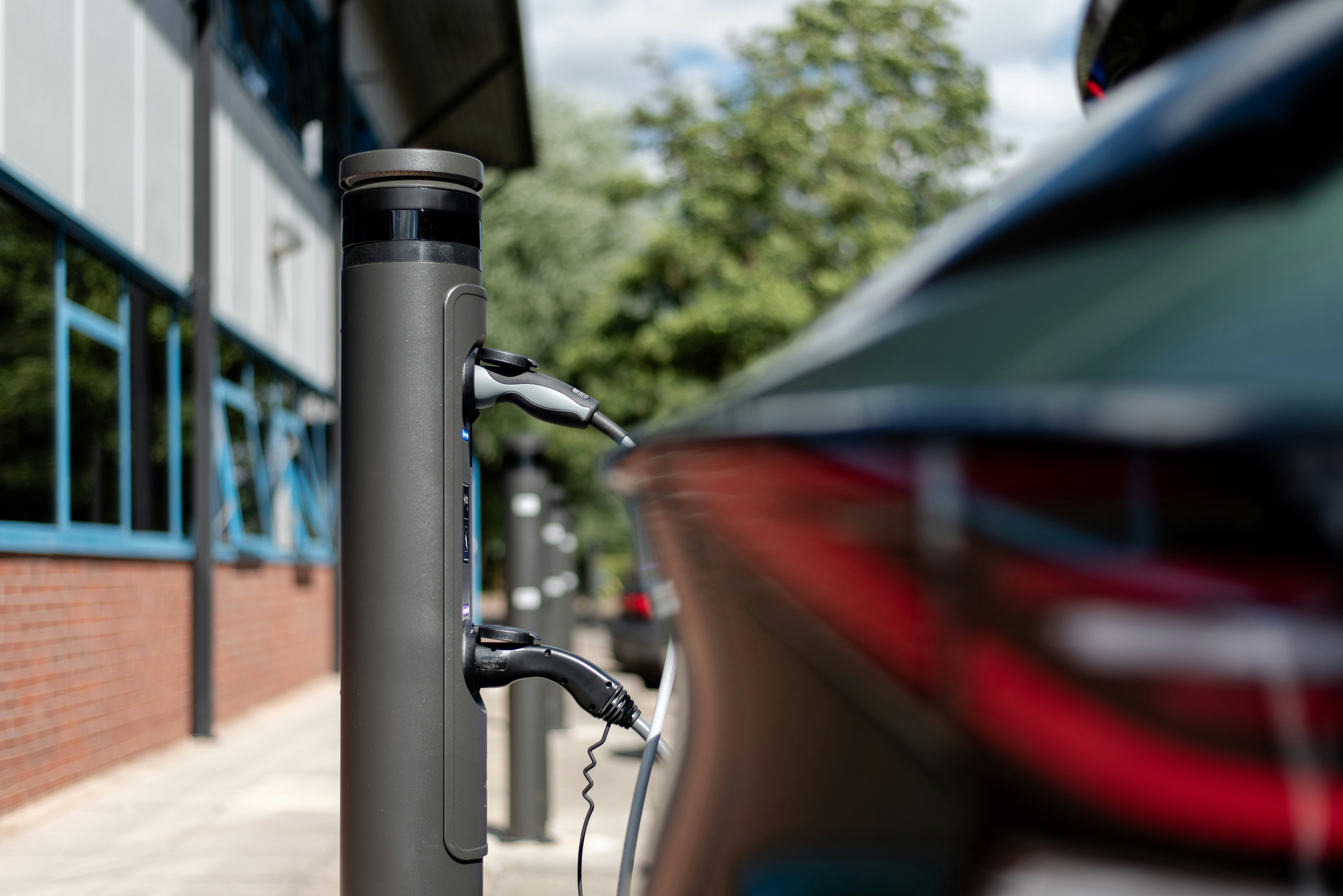 An electric car is charging at a charging station. photo – Free Ev charging Image on Unsplash