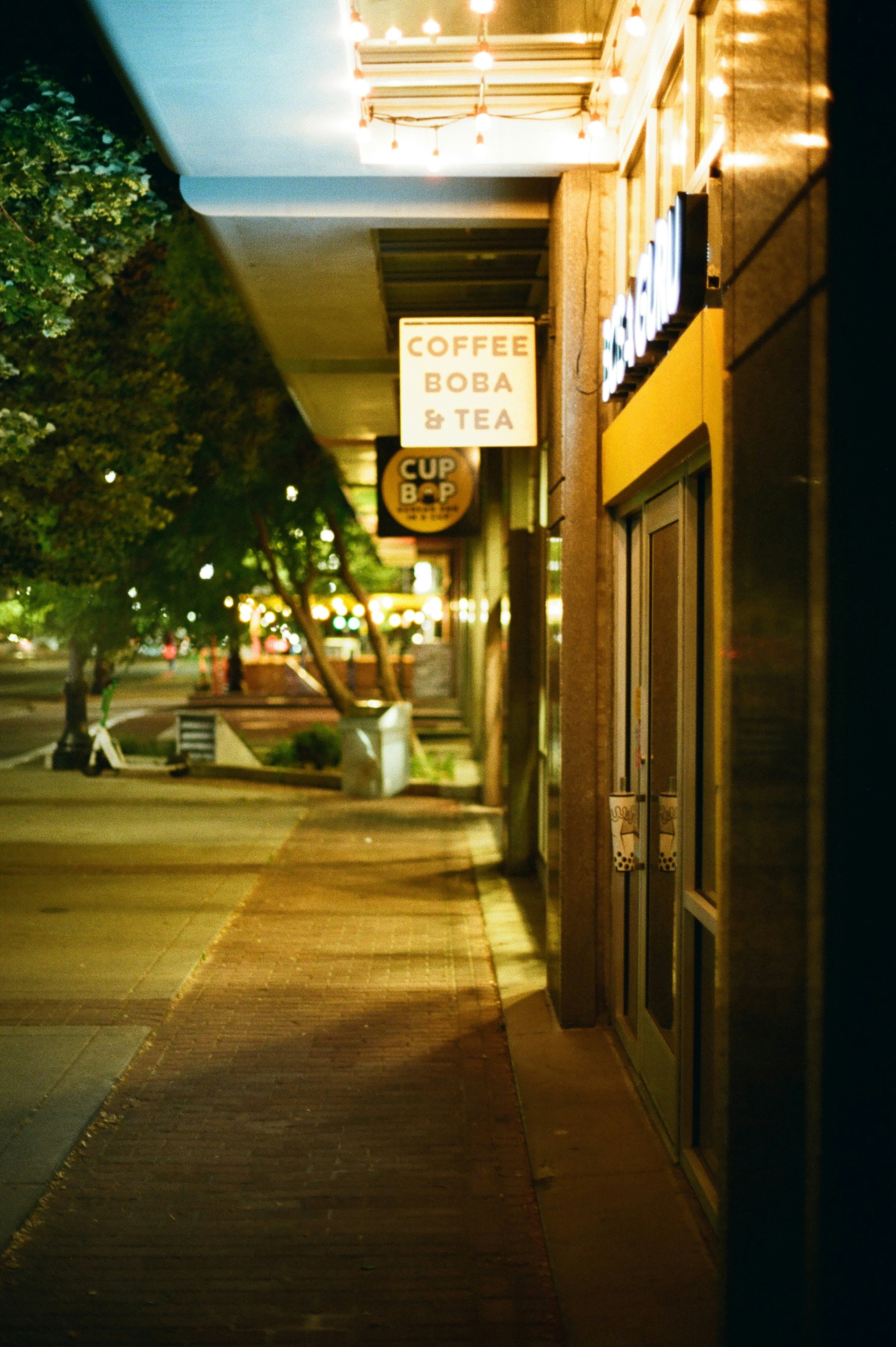 A sidewalk view of a coffee shop at night. photo – Free City Image on ...