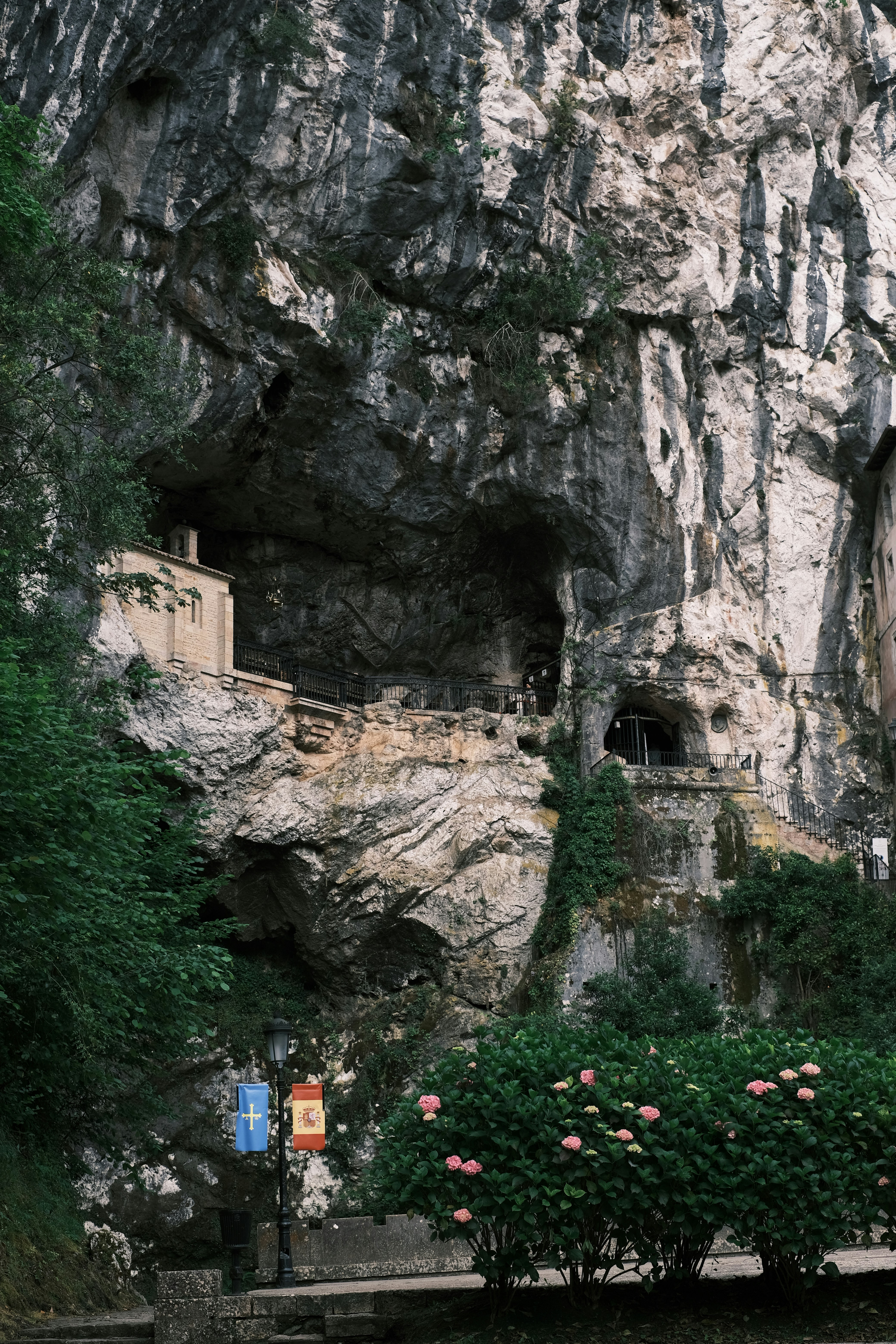 A building is built into a rocky cliff.
