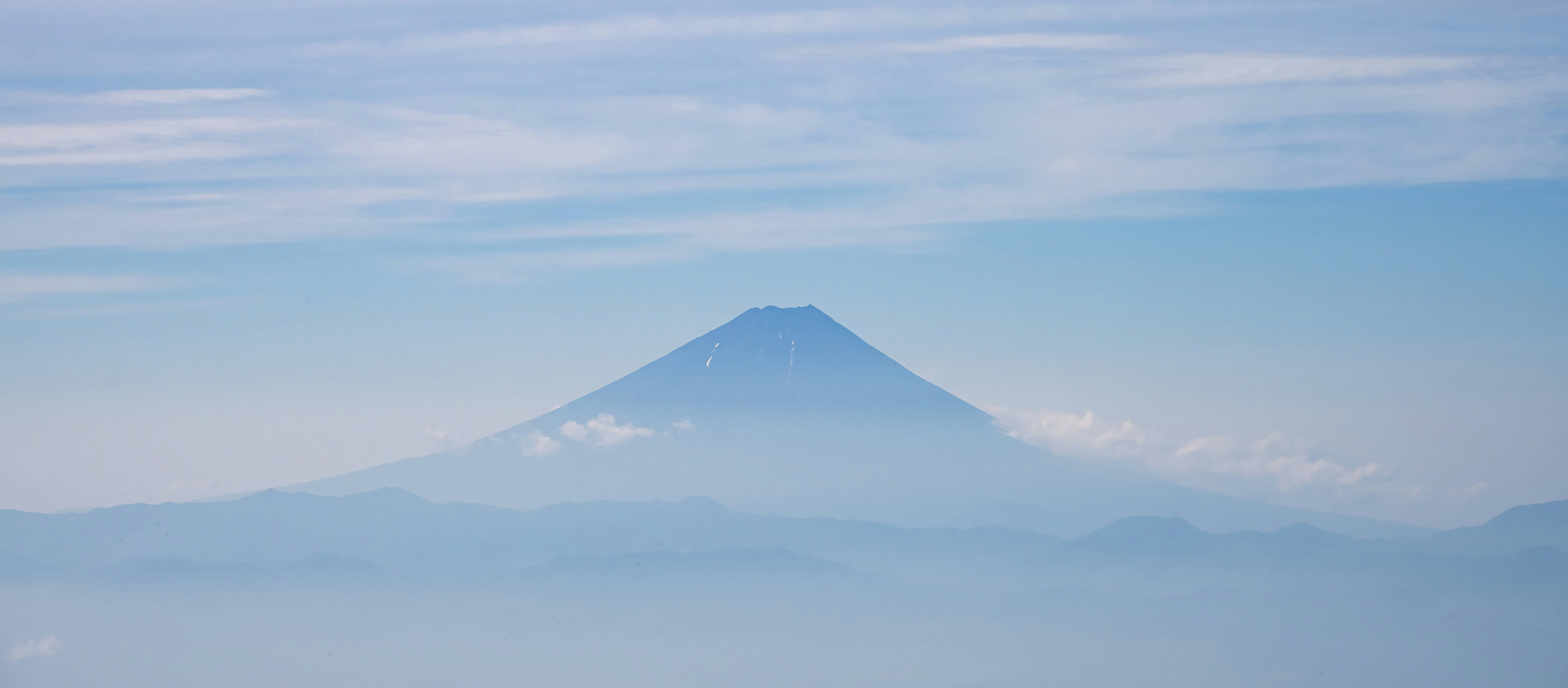 Mount fuji is shrouded in fog. photo – Free Scenery Image on Unsplash