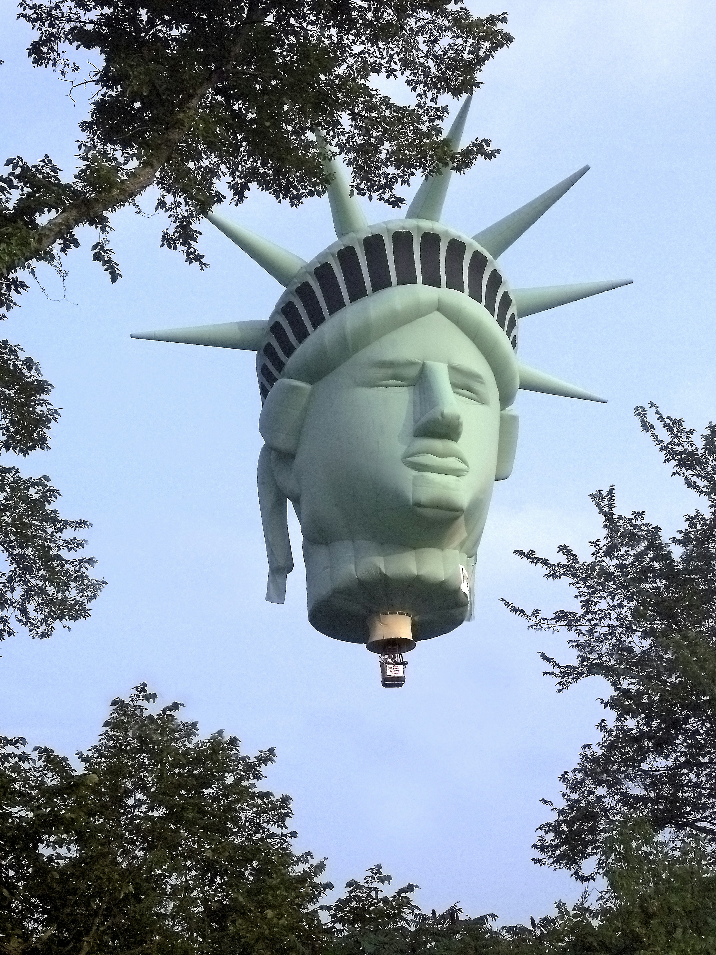 A hot air balloon resembles the statue of liberty. photo – Free Trees ...