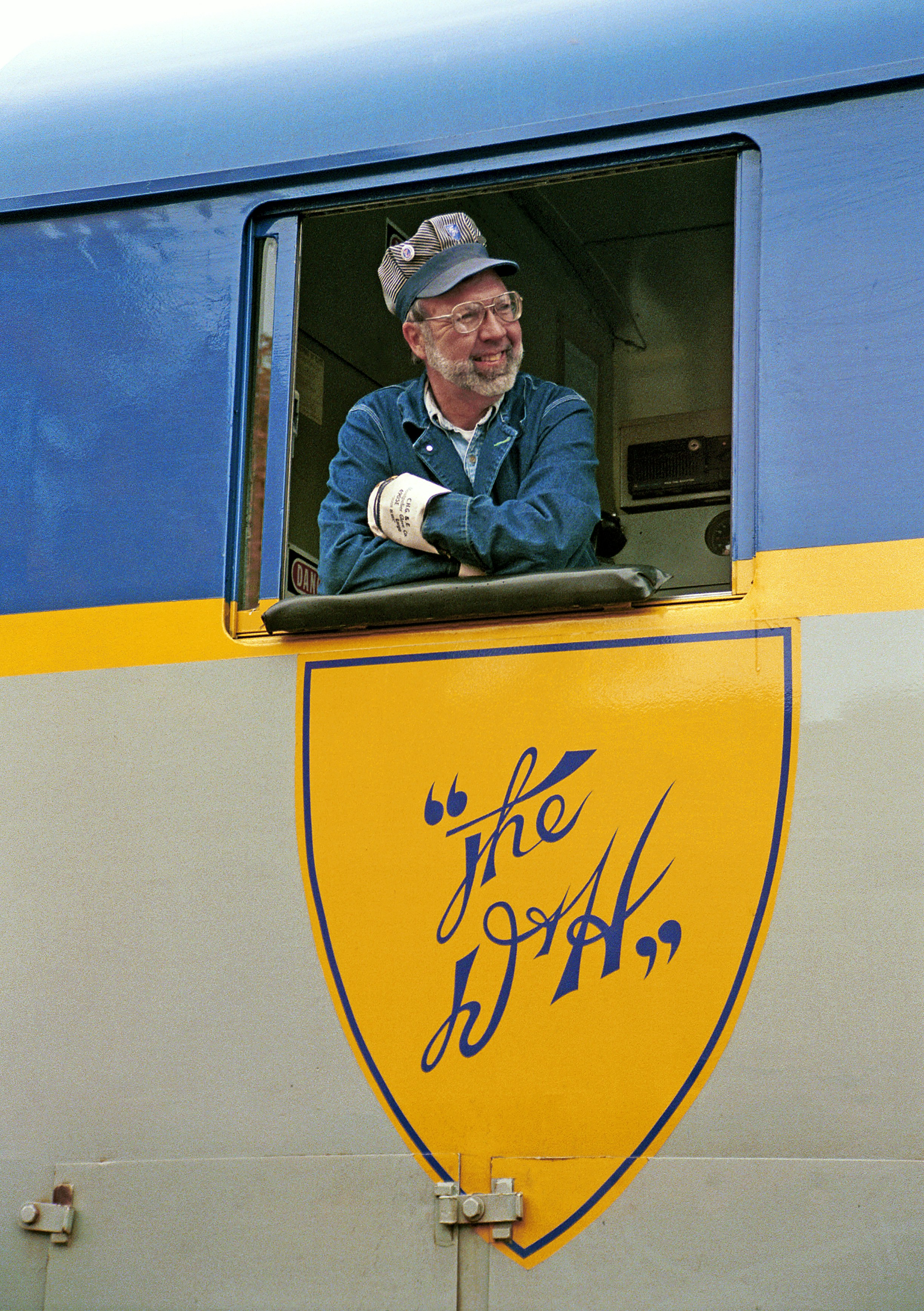 A train driver smiles from the train's window. photo – Free Man Image ...