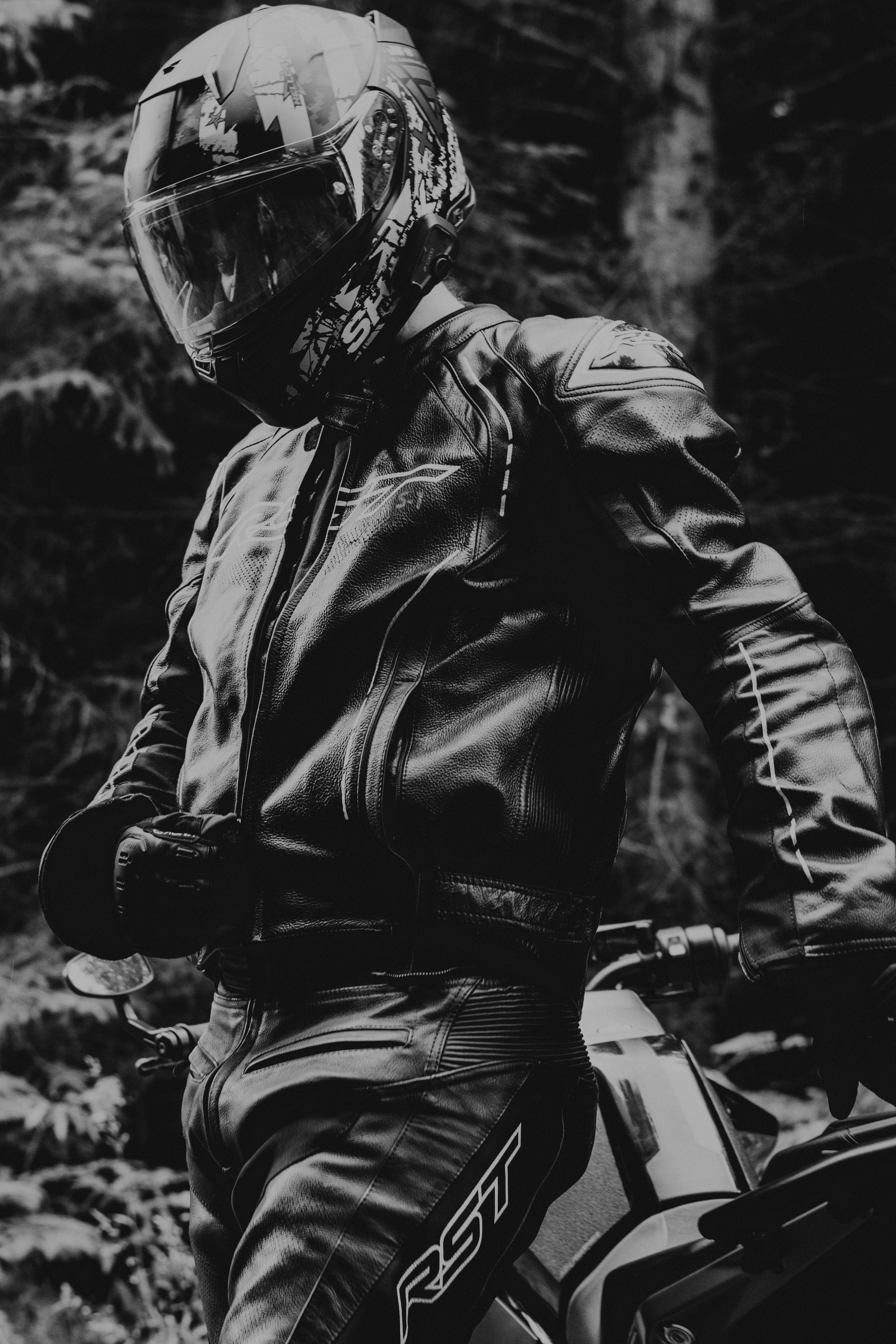 A motorcyclist poses in their gear. photo – Free Image on Unsplash