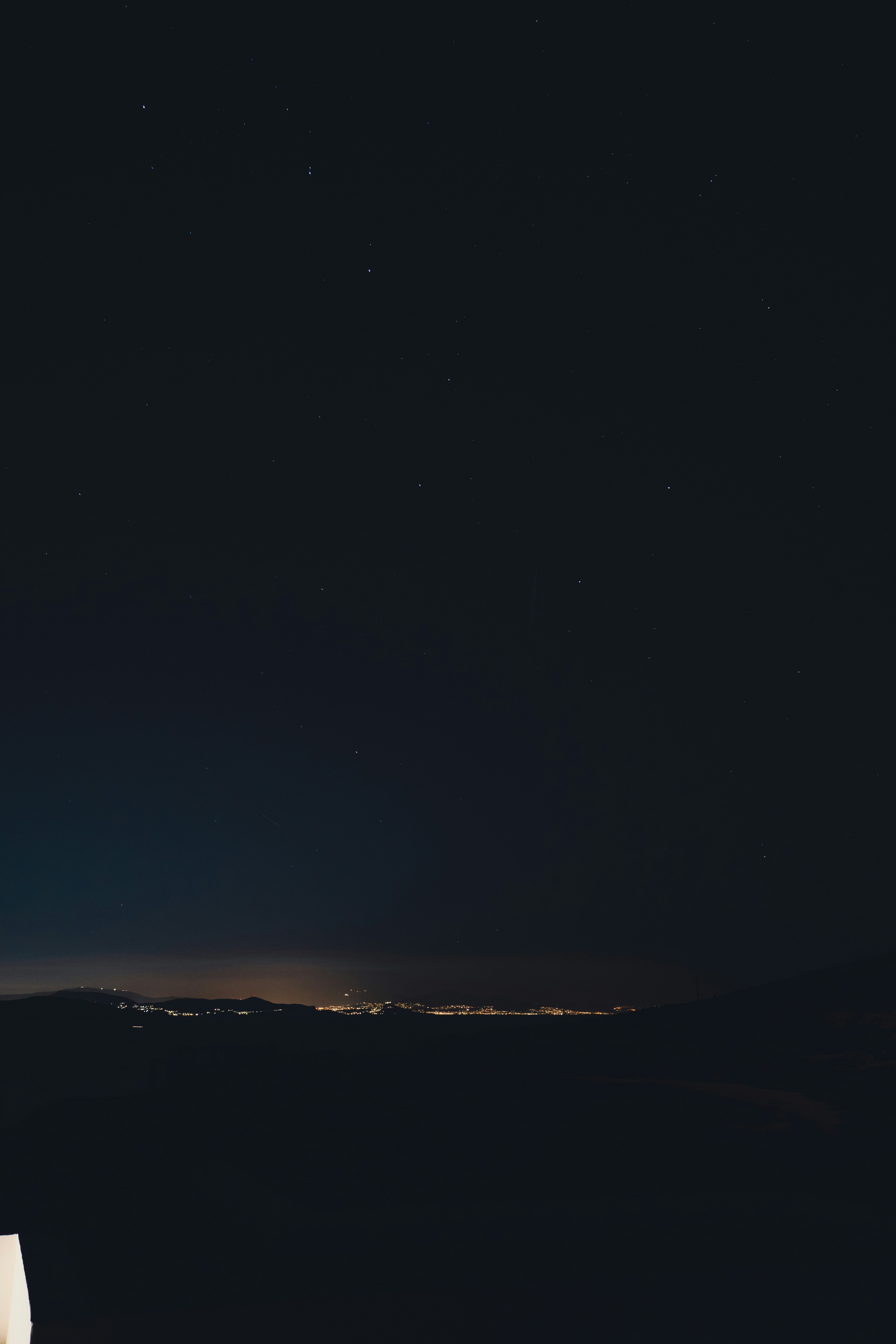 Stars shine above a city at night. photo – Free Stars Image on Unsplash