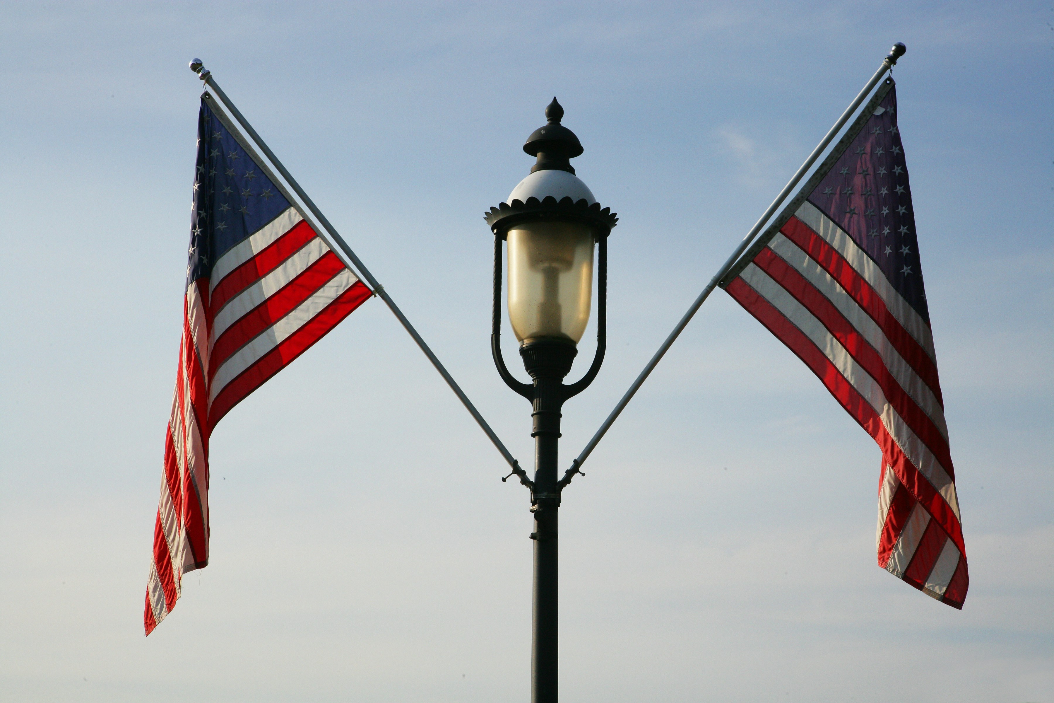Symmetrical Flag Lamppost: A Central Axis of American Flags