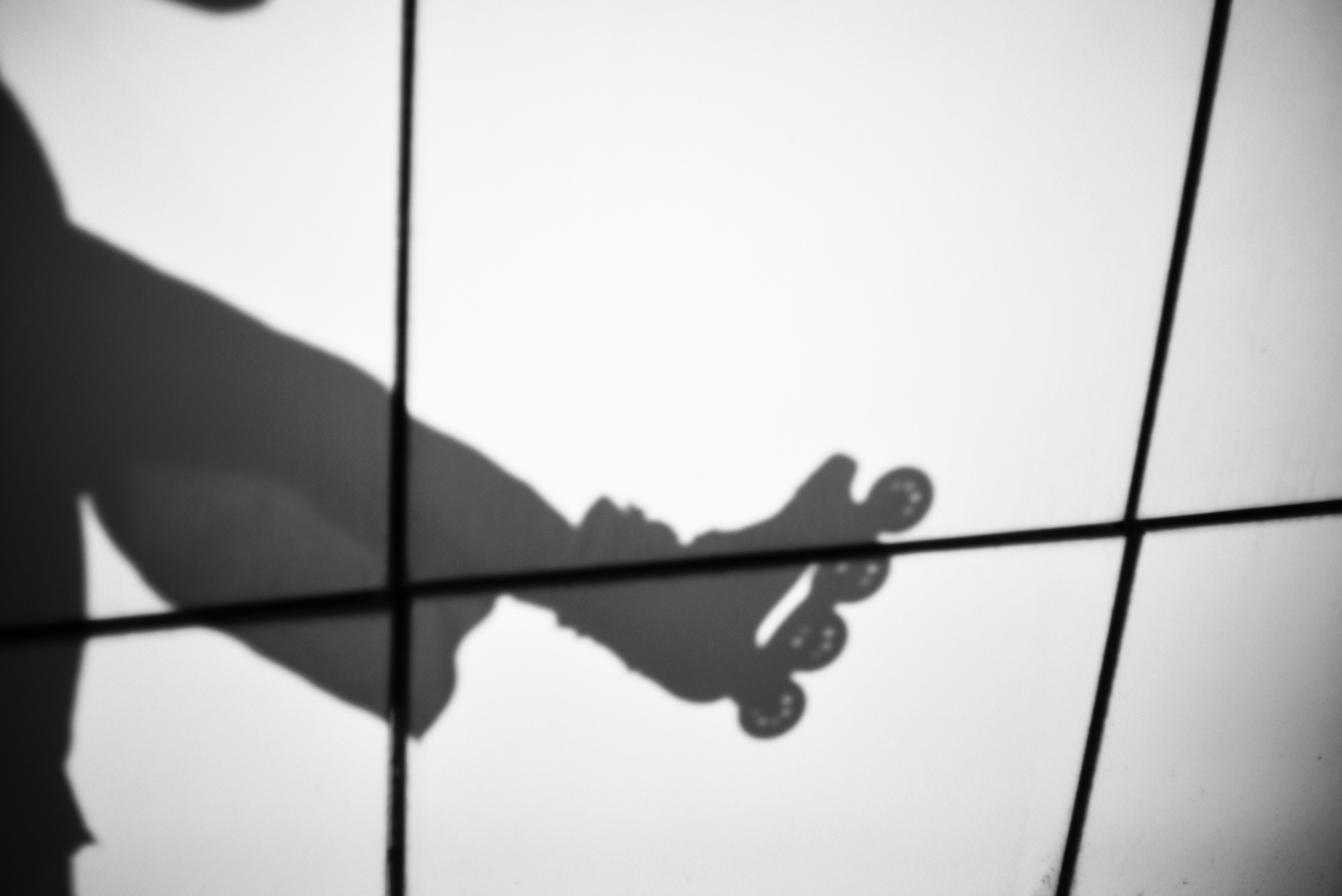 A shadow of a hand reaching out. photo – Free Man Image on Unsplash