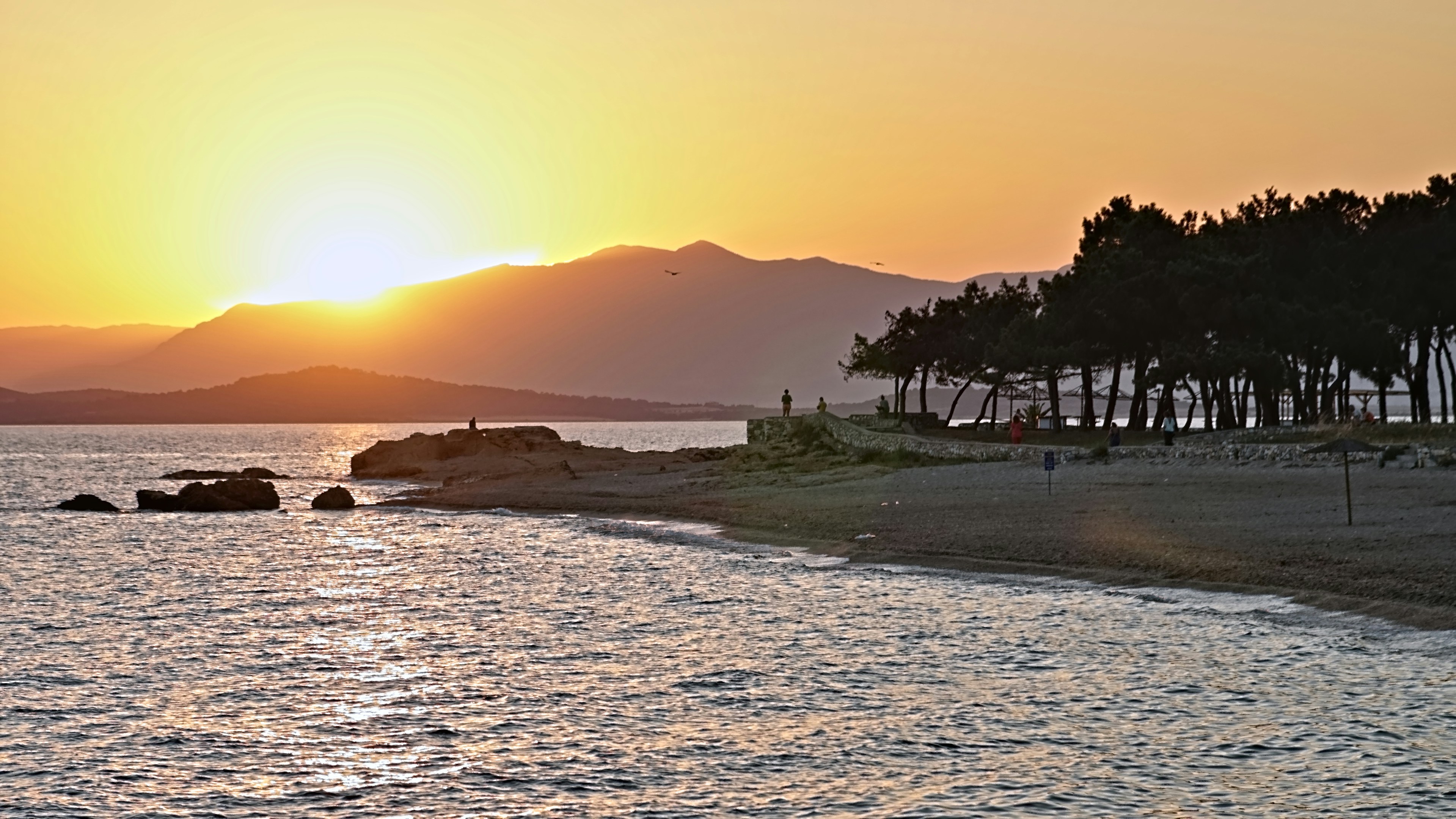 Golden Horizon: A Serene Evening by the Shore