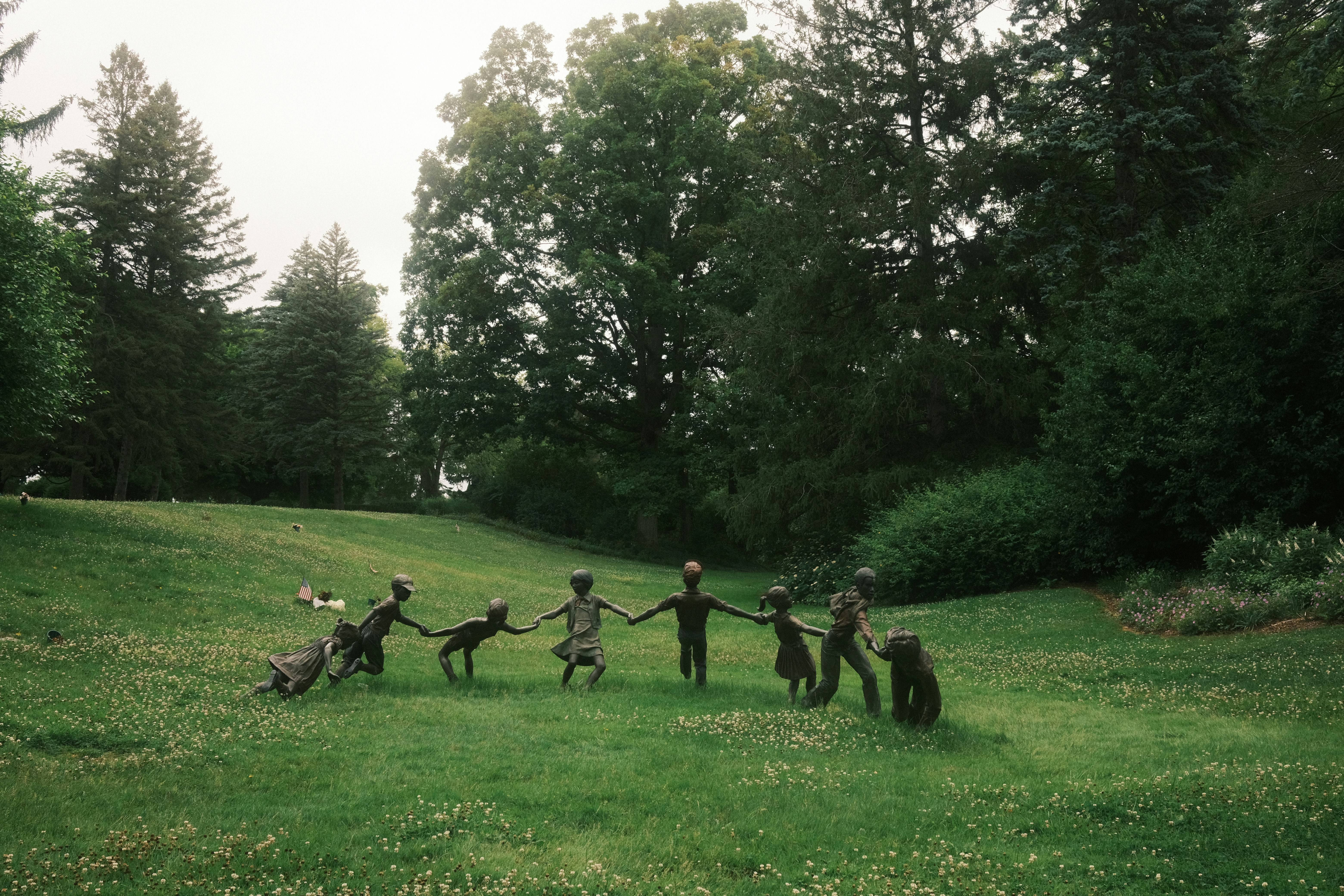 Children and dogs are holding hands in a circle. photo – Free Green ...