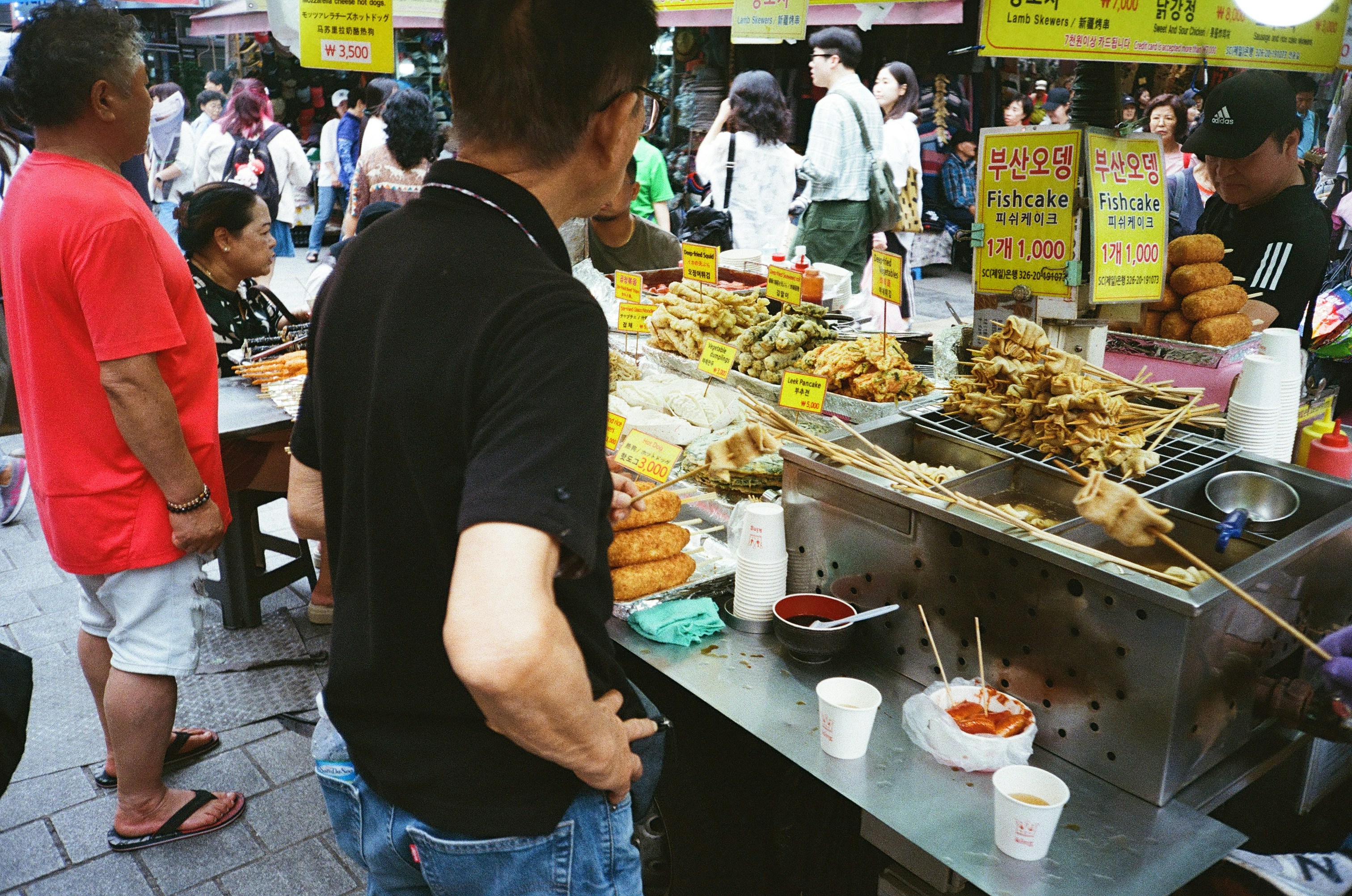 Street food vendor in a crowded outdoor market. photo – Free Film ...