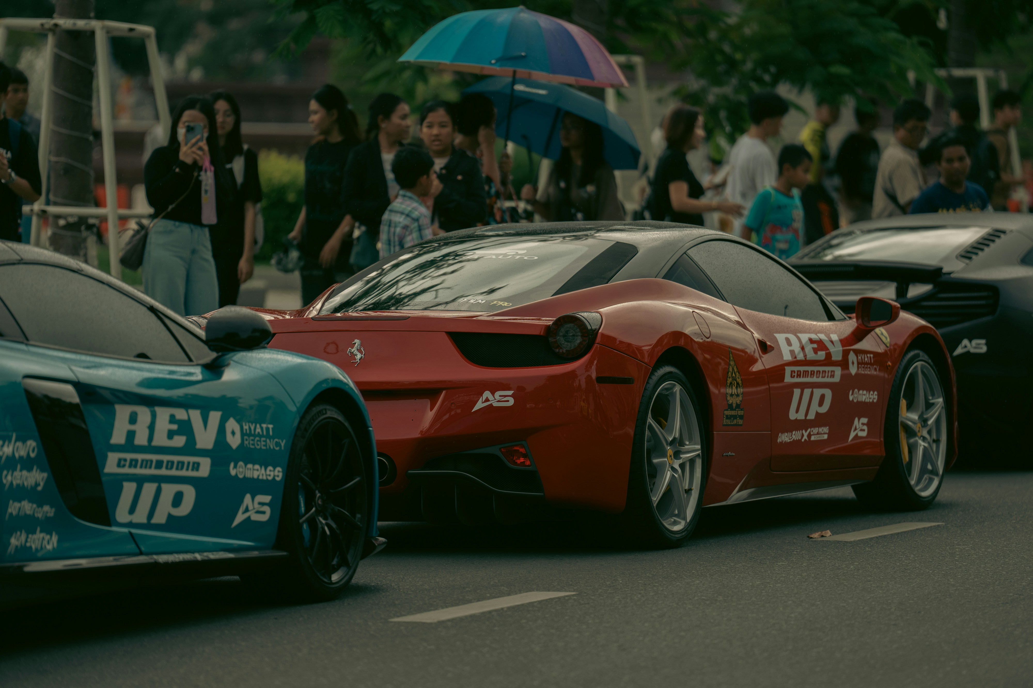 Cars line up with a crowd watching. photo – Free Car Image on Unsplash