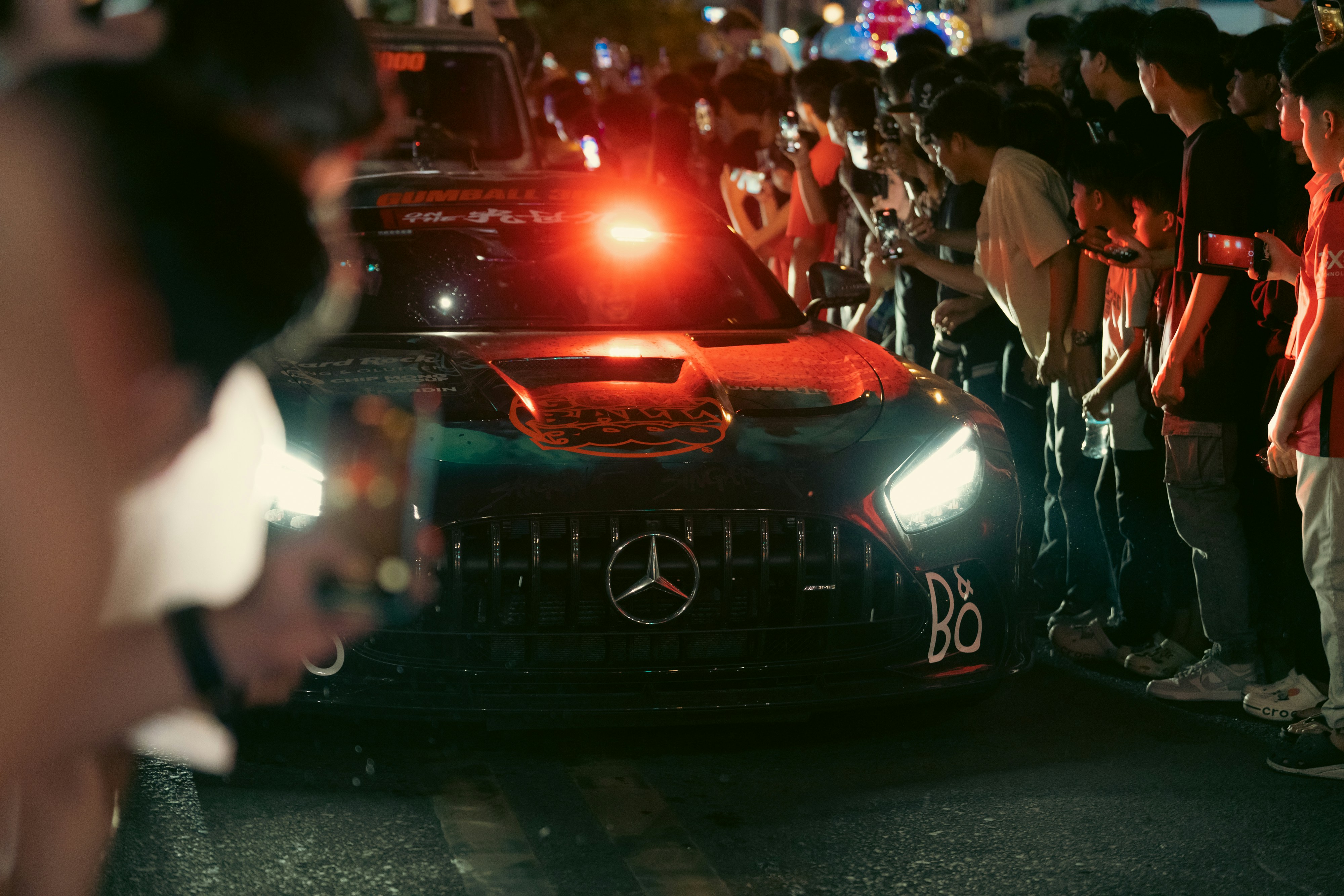 A crowd gathers around a luxury car. photo – Free Car Image on Unsplash