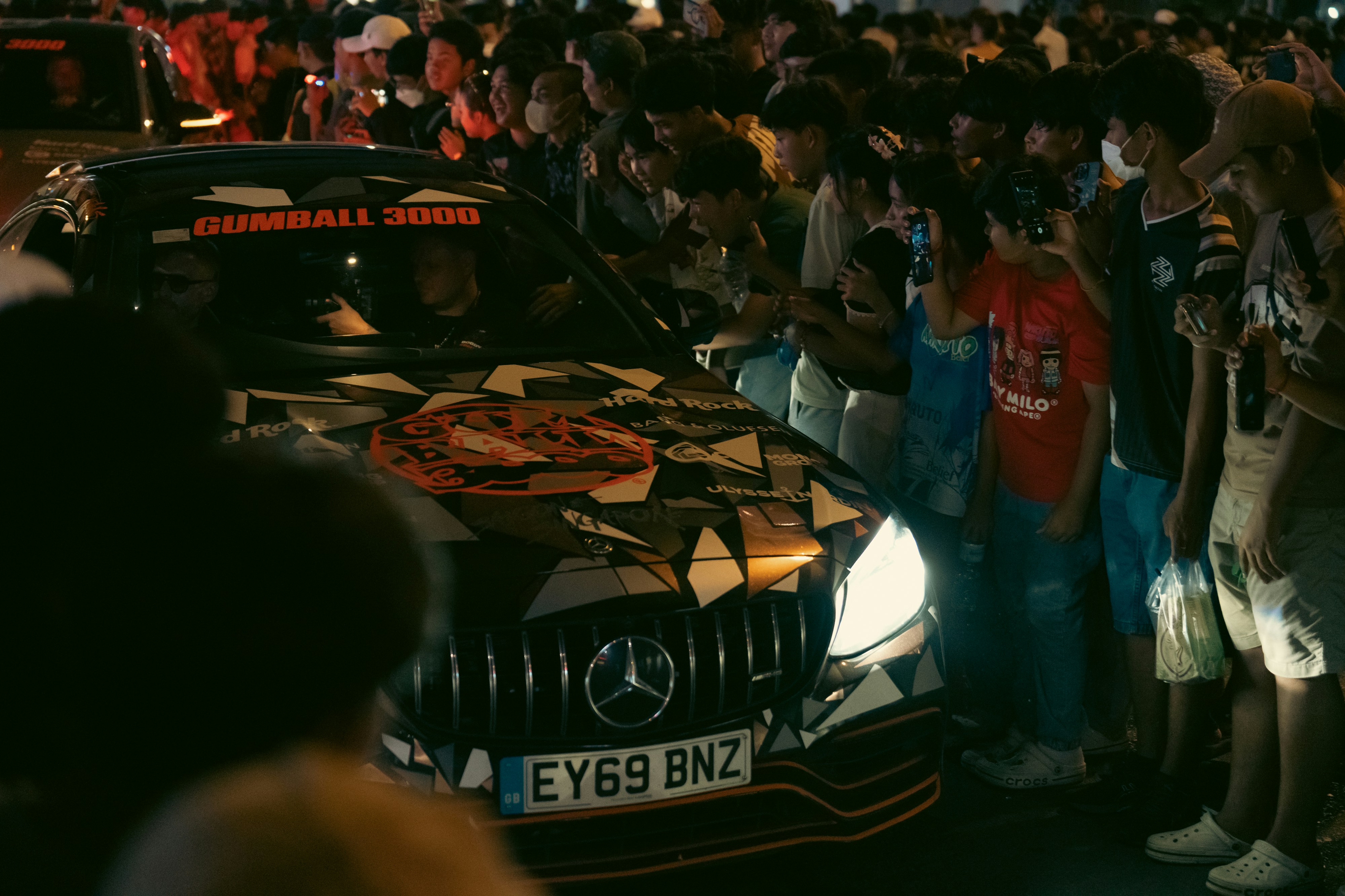 A crowd gathers around a decorated car. photo – Free Car Image on Unsplash