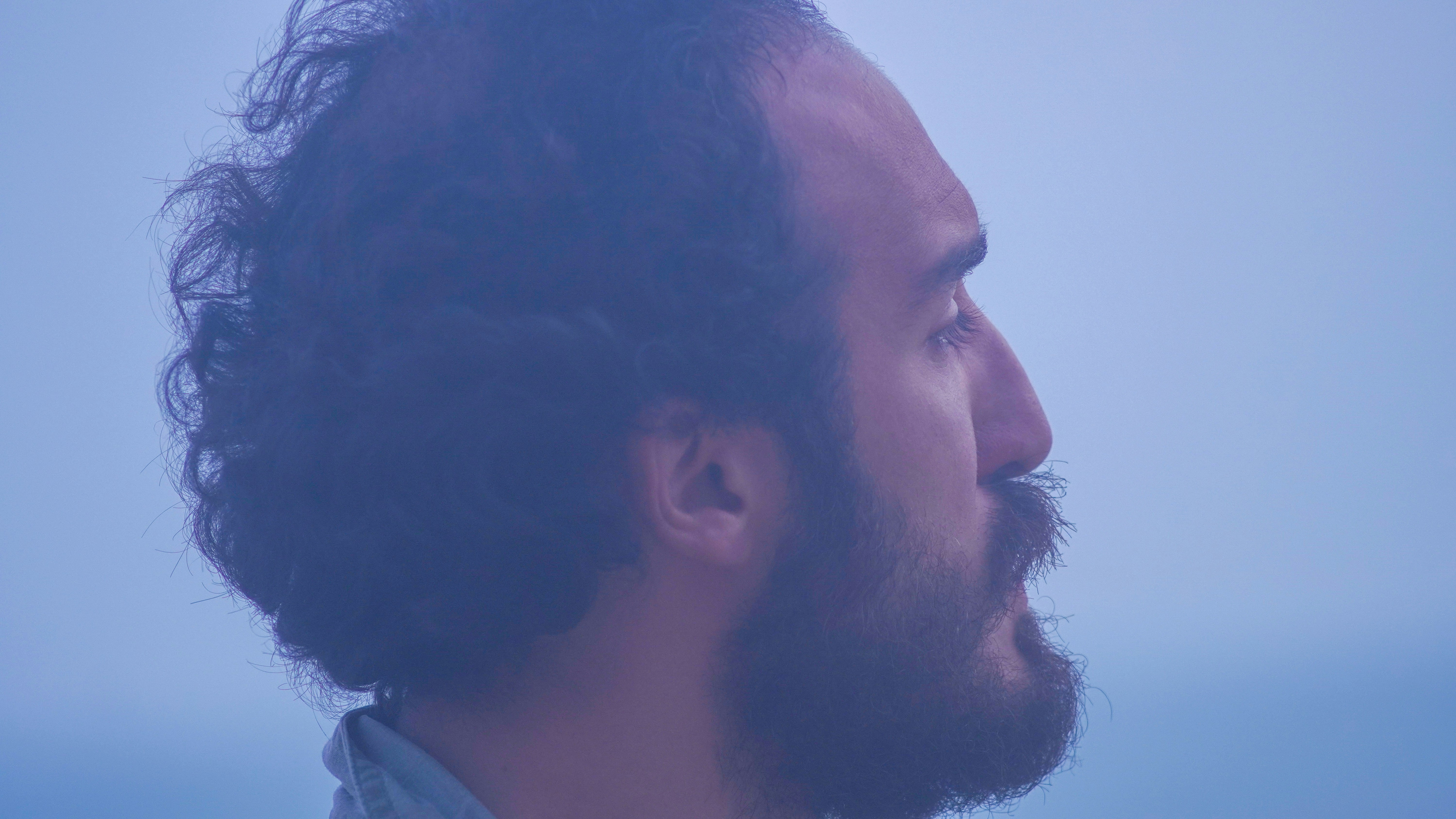 Horizon Gaze: A Quiet Side Portrait at Sea Breeze