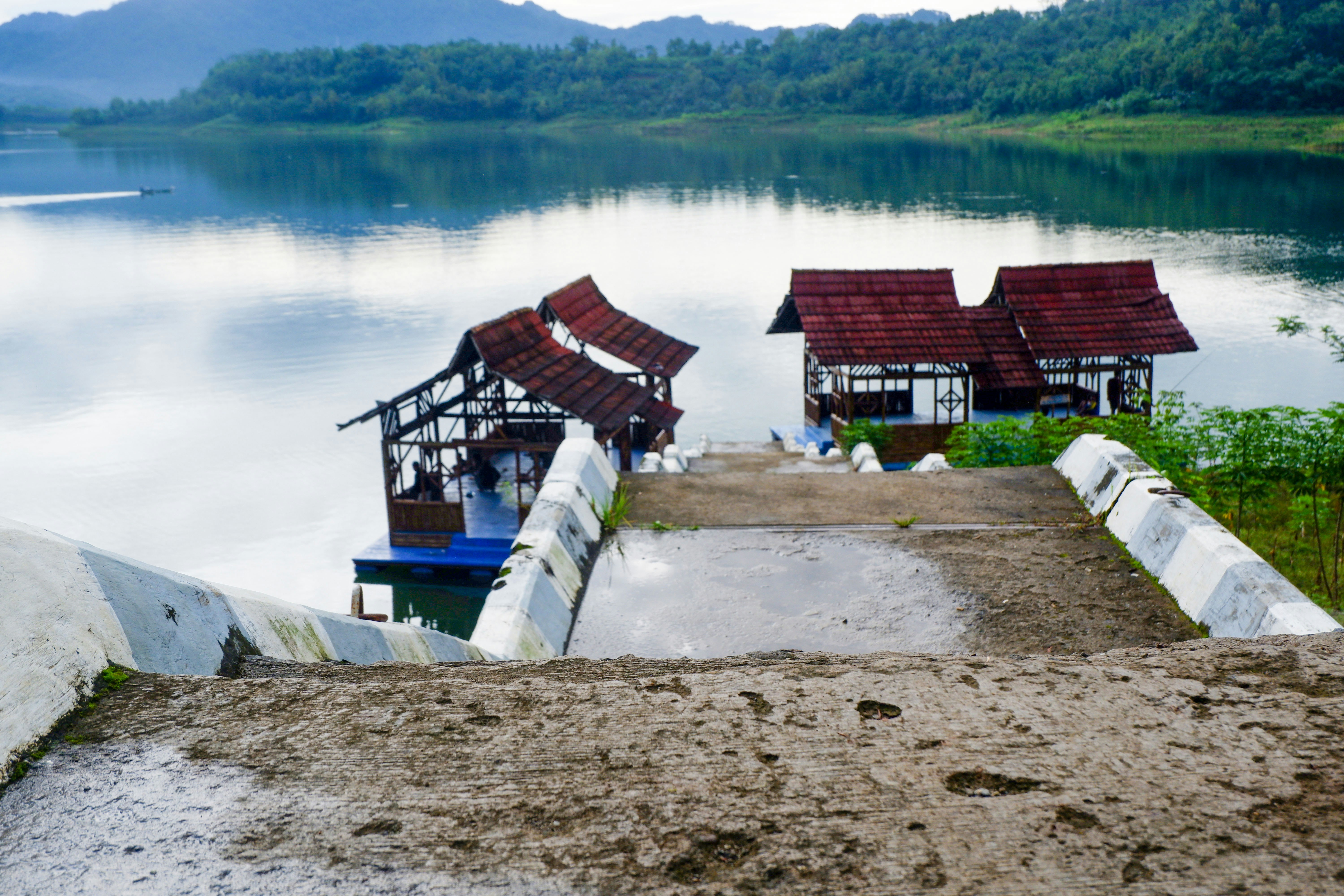 Reflections of Serenity: A Lakeside Retreat