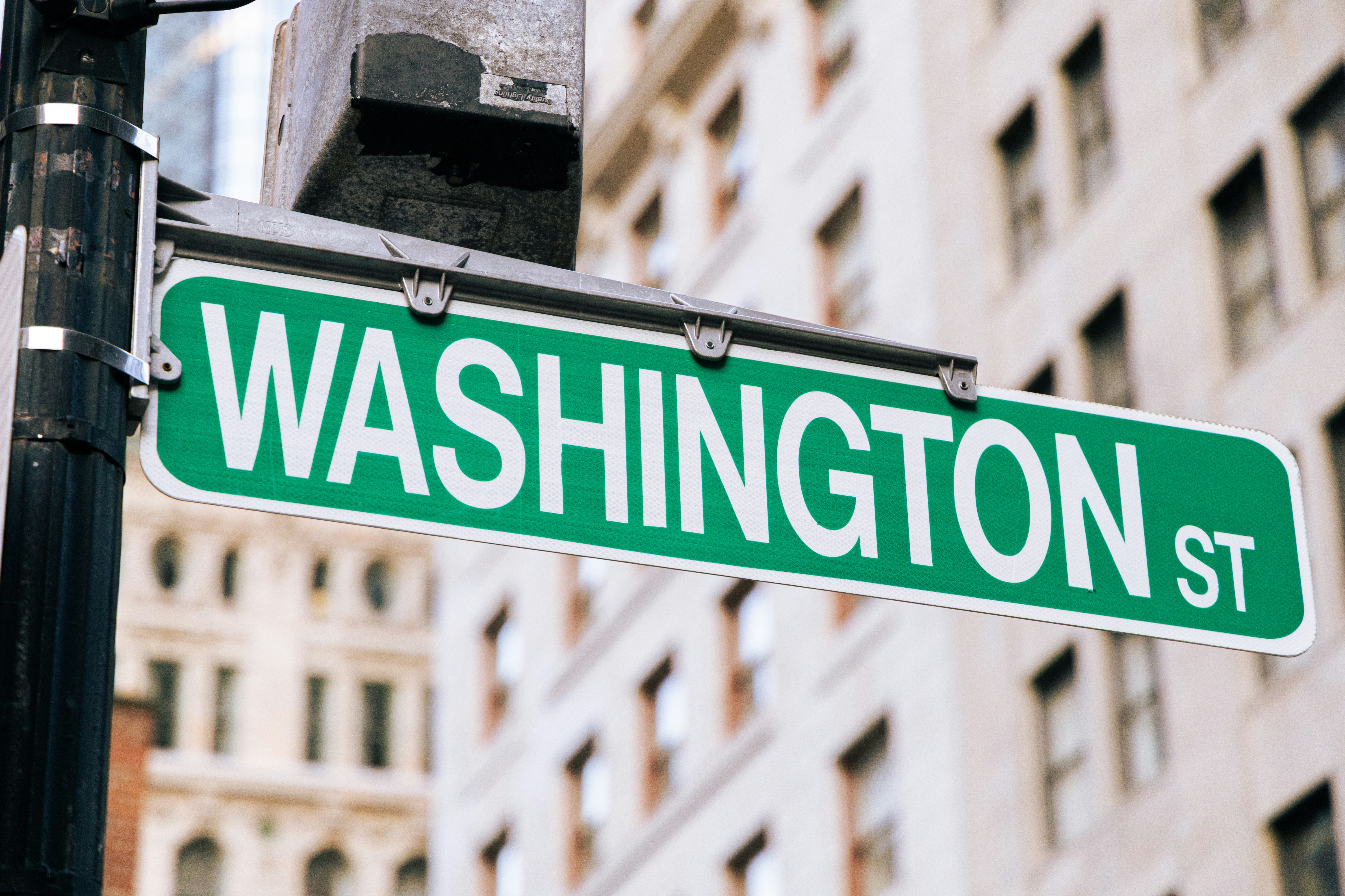 A street sign reads washington st. photo – Free City Image on Unsplash