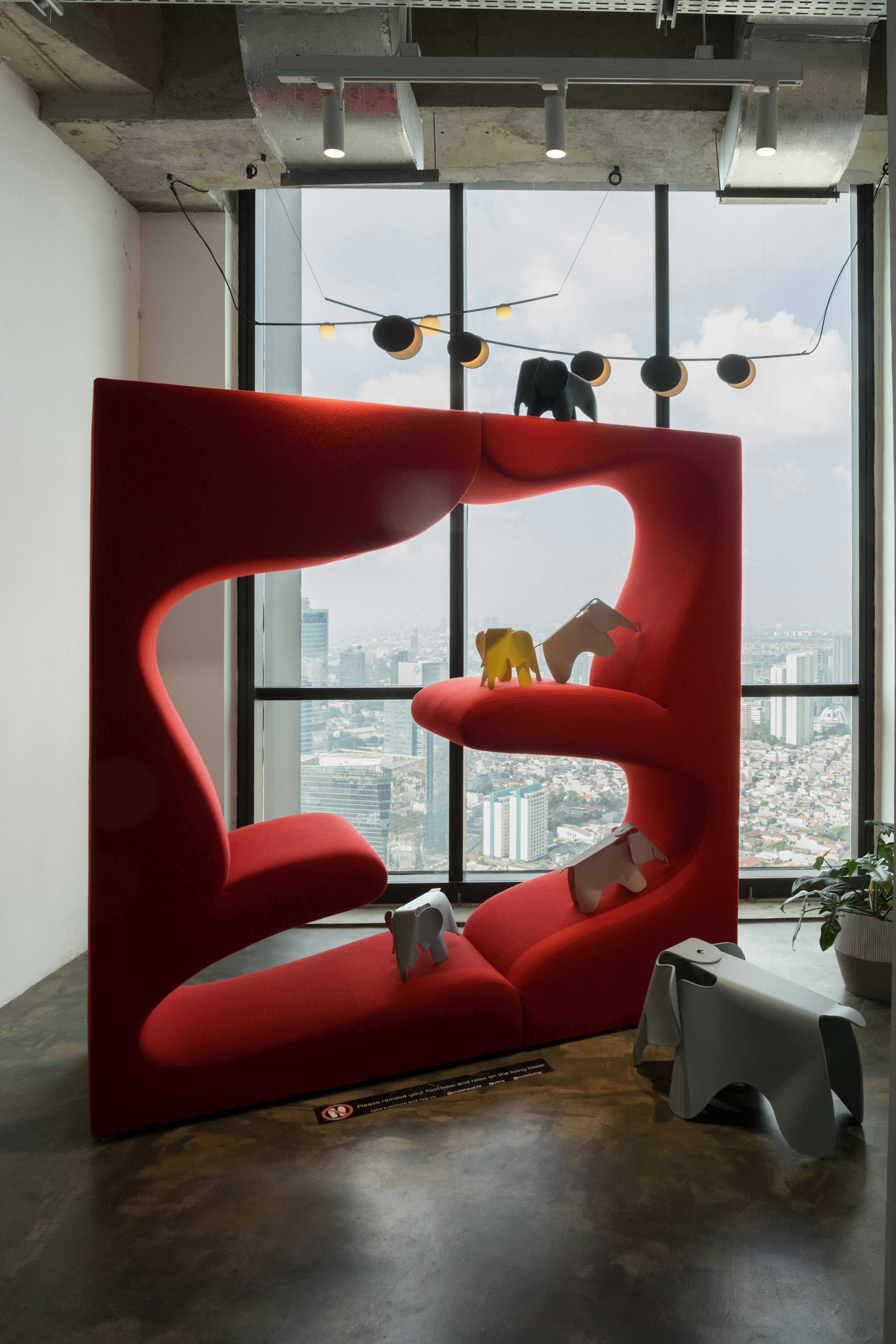 Urban Red: A Fluid Sculpture Meeting the City Skyline