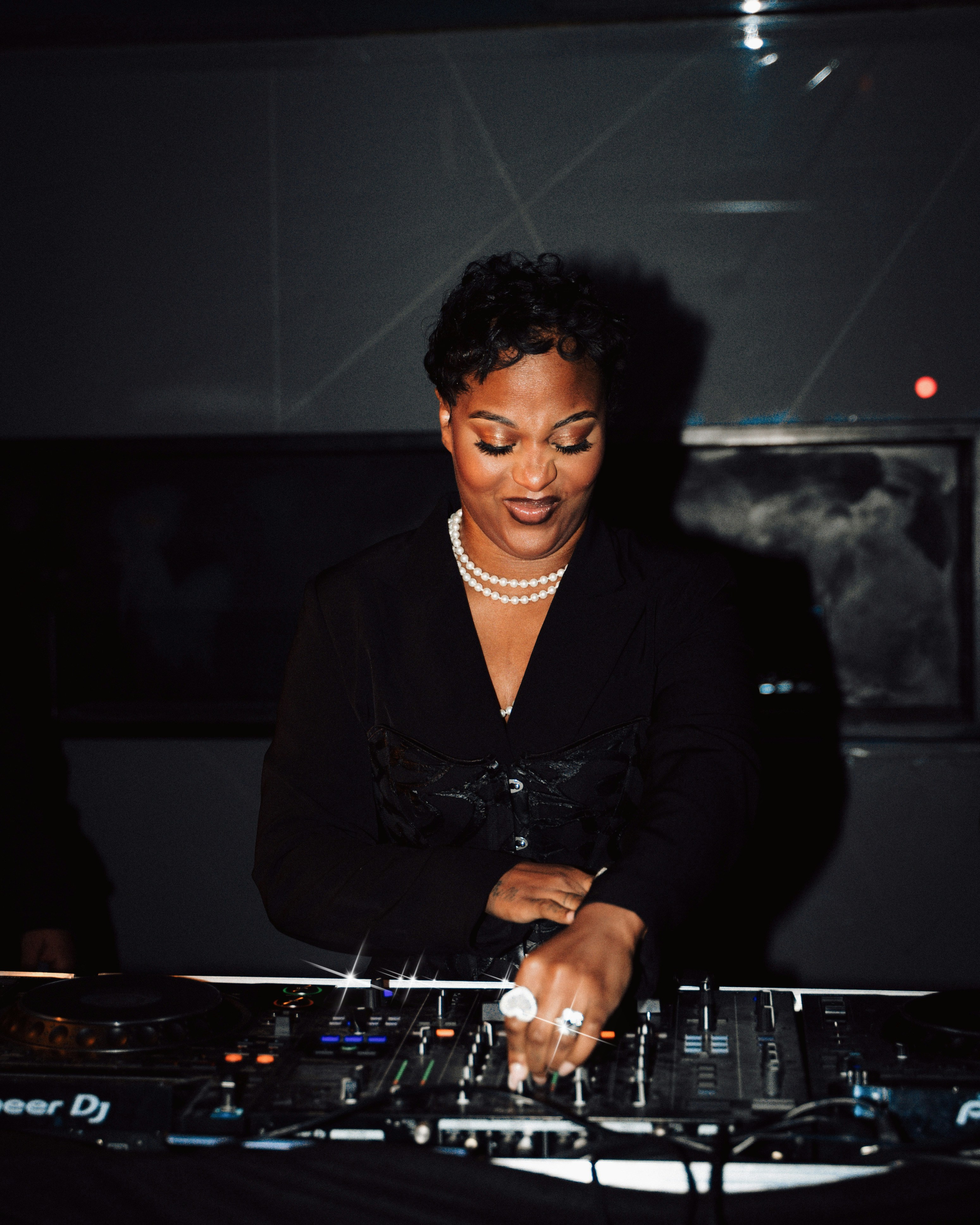 Um dj está mixando música em um evento noturno. foto – Imagem grátis ...