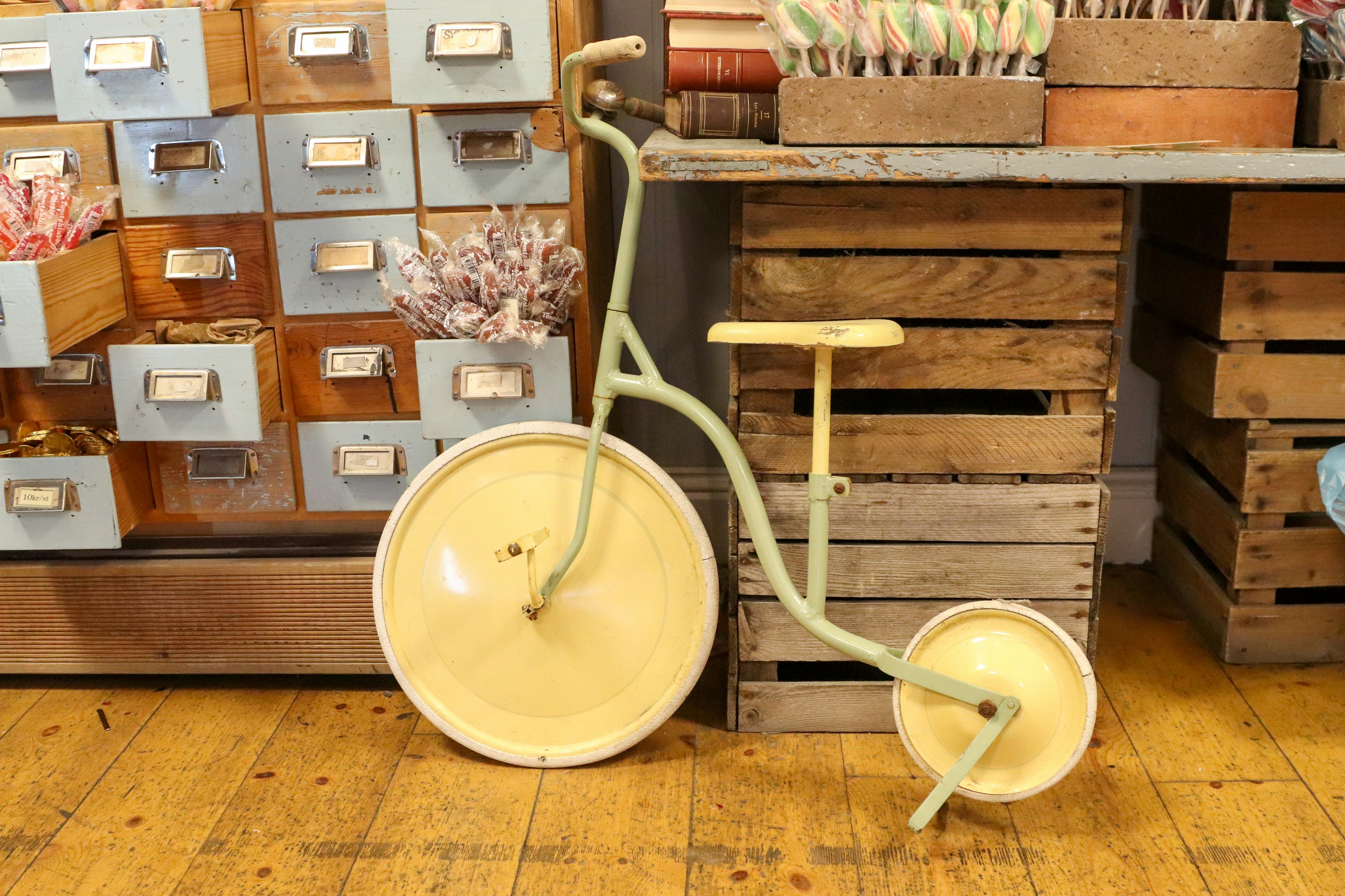 Vintage-style bicycle next to candy displays. photo – Free Interior ...