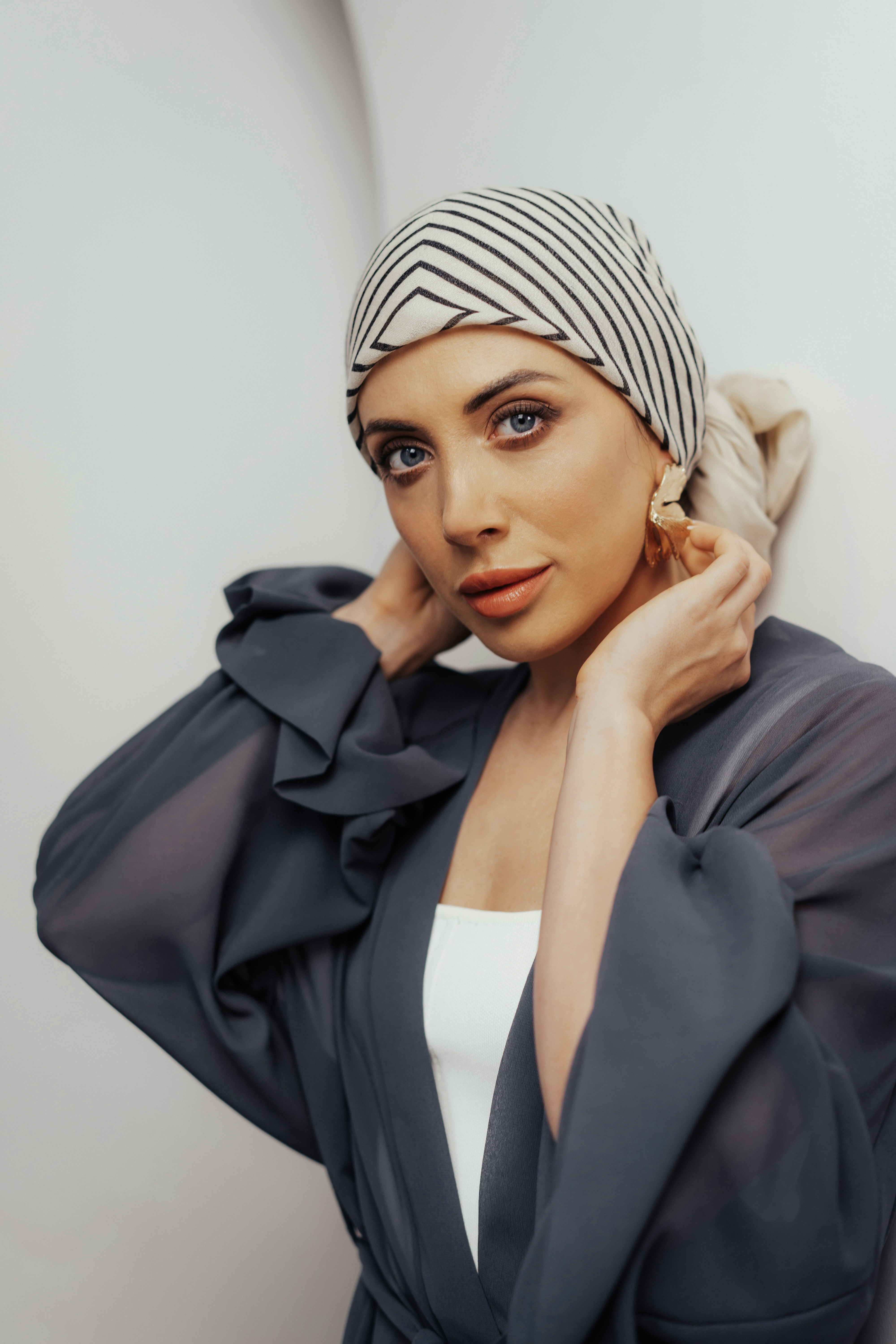 A woman poses in a stylish headscarf. photo – Free Photo model Image on ...