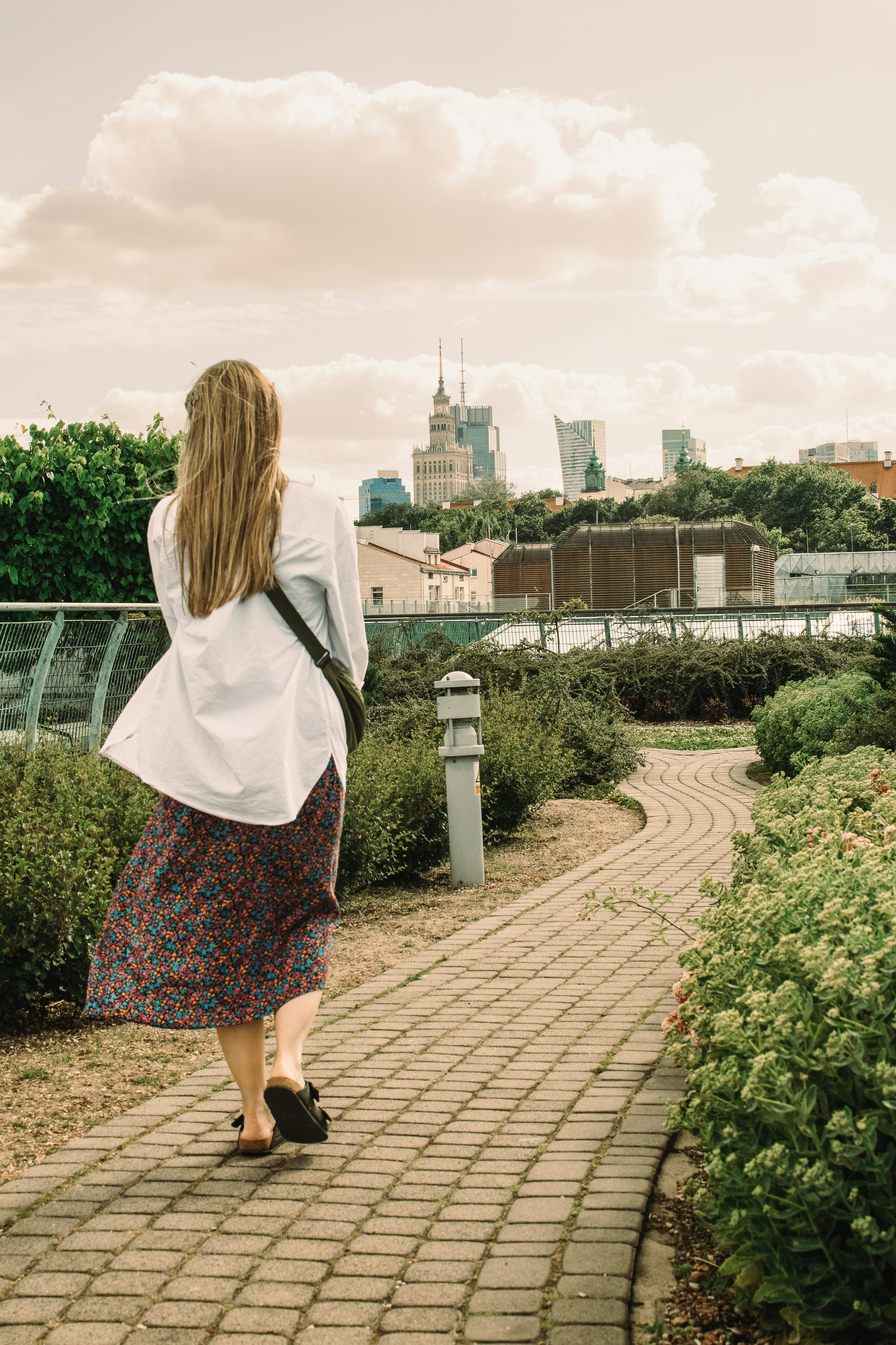 Between Greenery and Skyscrapers: A Rooftop Stroll Toward the City