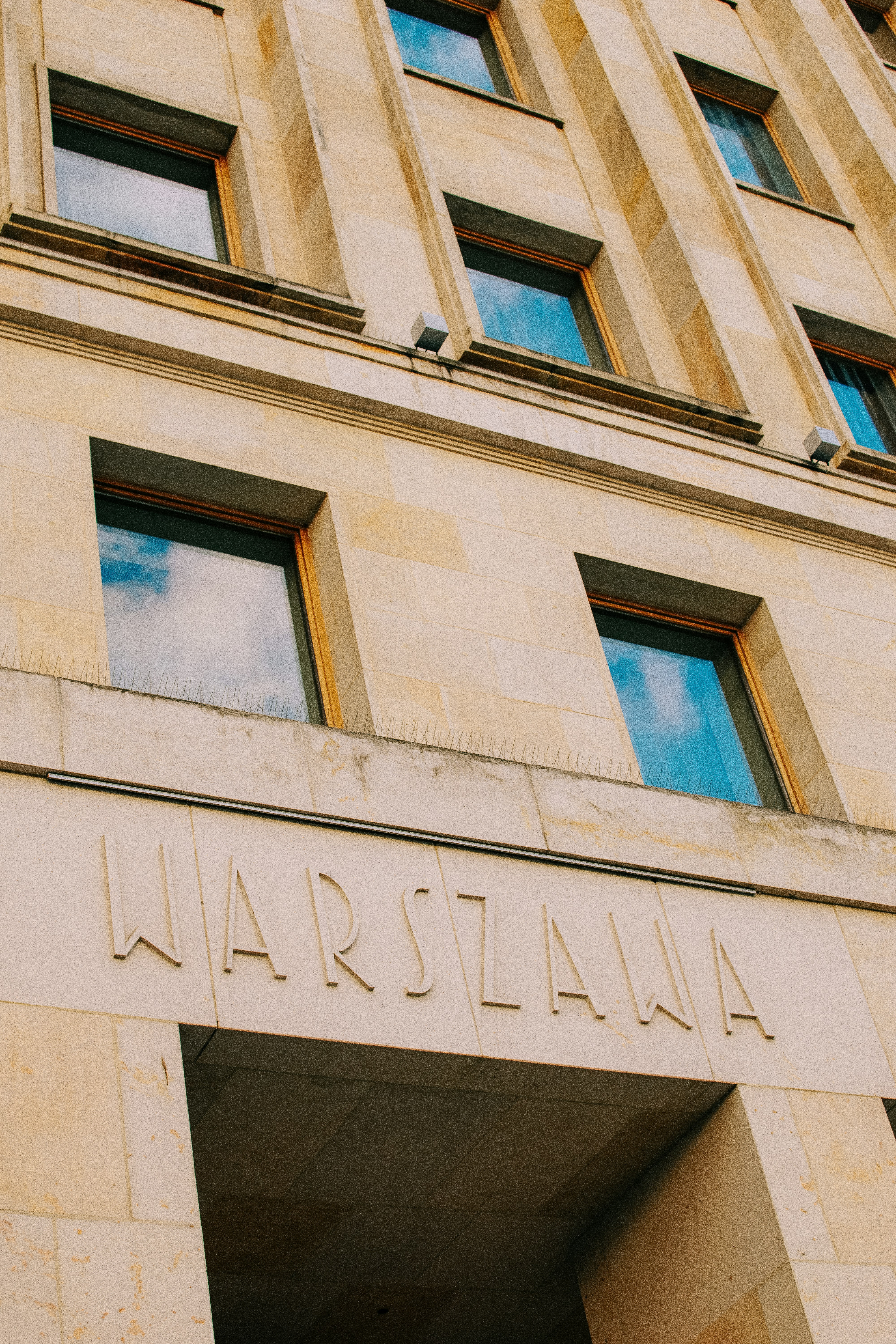 Warsaw Stonework: Facade Rhythm and Inscribed Arch