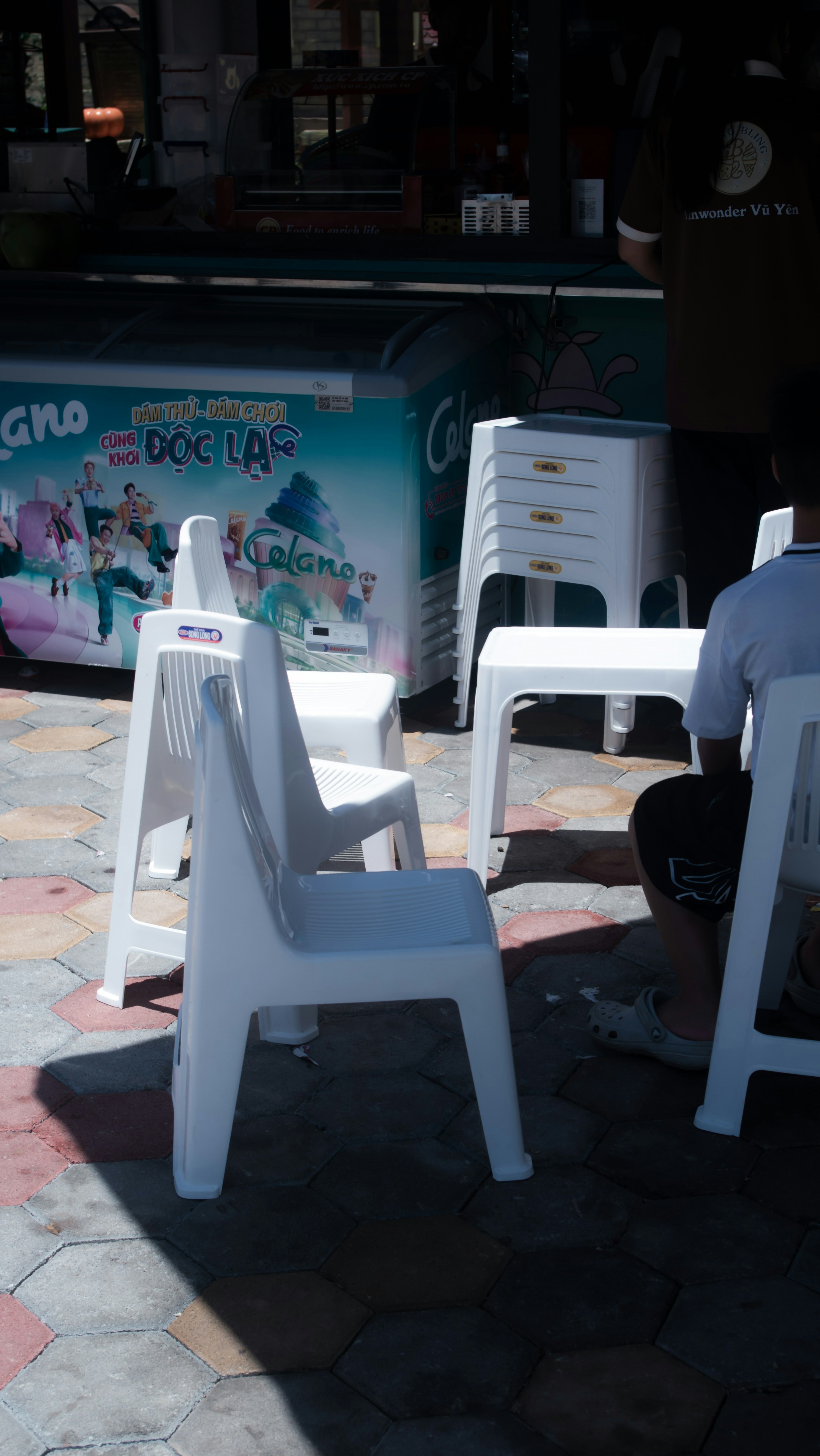 Chairs around a table at a food stall. photo – Free City Image on Unsplash