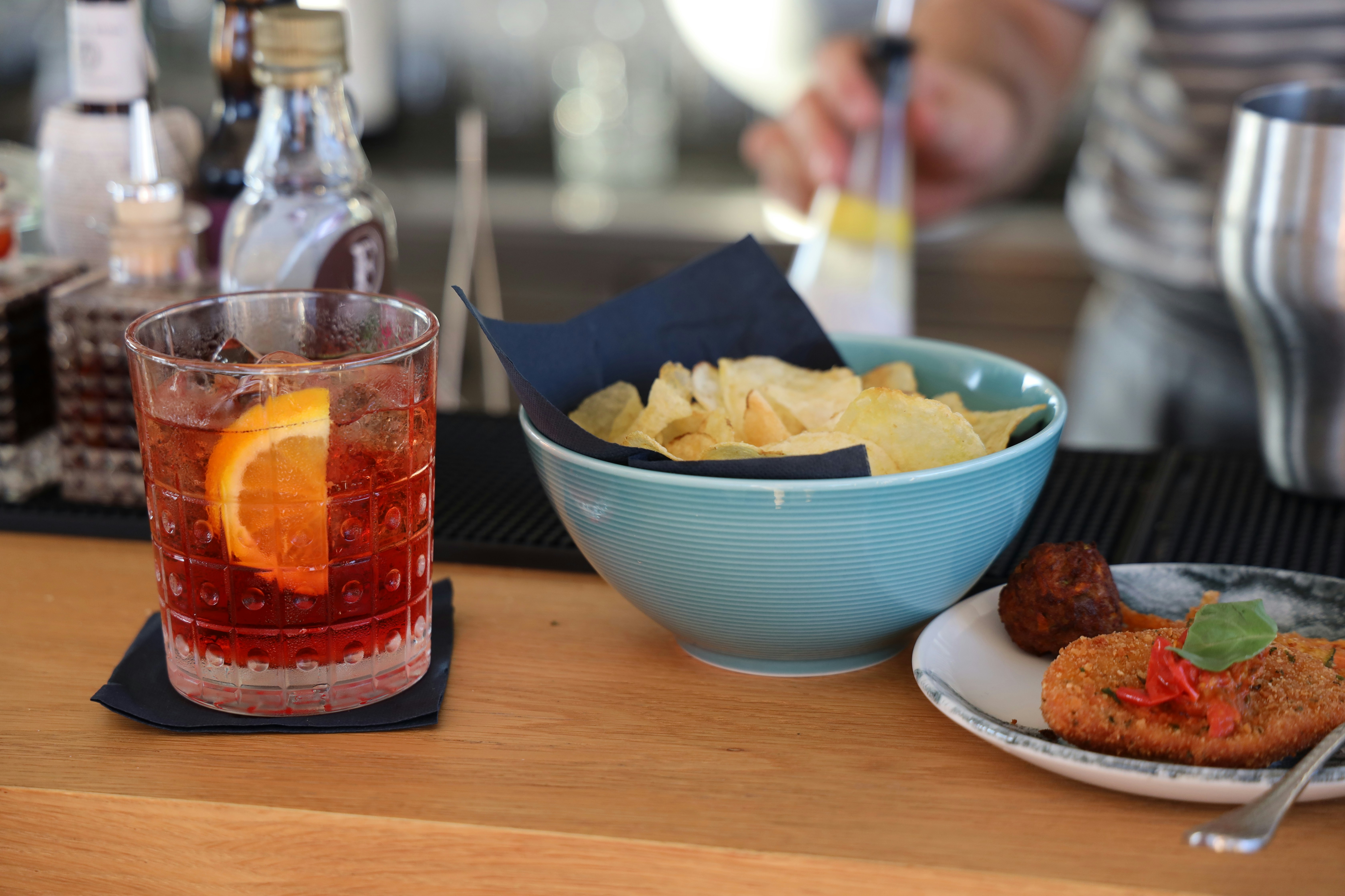 A Refreshing Interlude: Cocktail and Snack Pairing