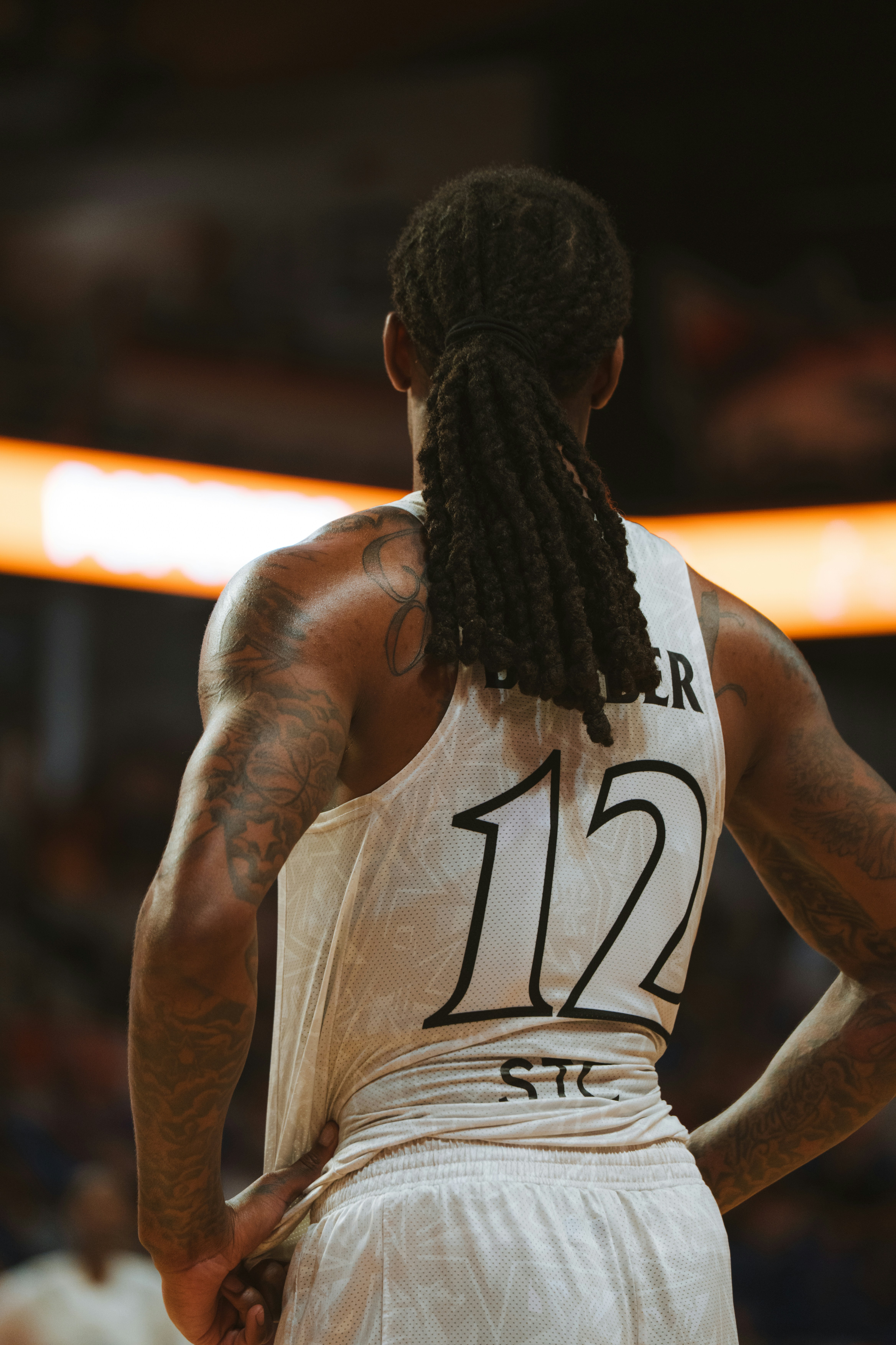 Basketball player with dreadlocks wearing a jersey. photo – Free Woman ...