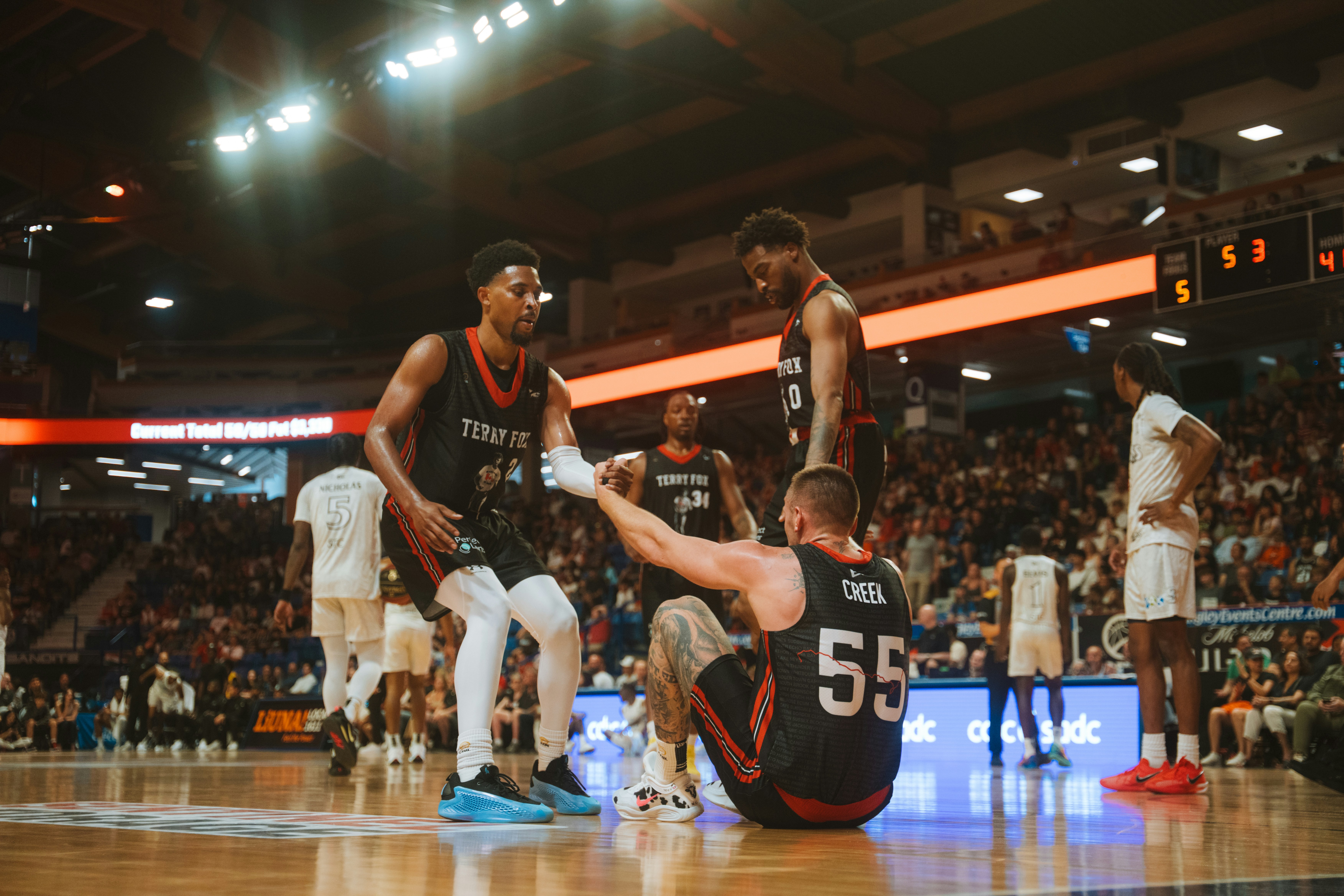 Basketball players are helping each other on the court. photo – Free ...