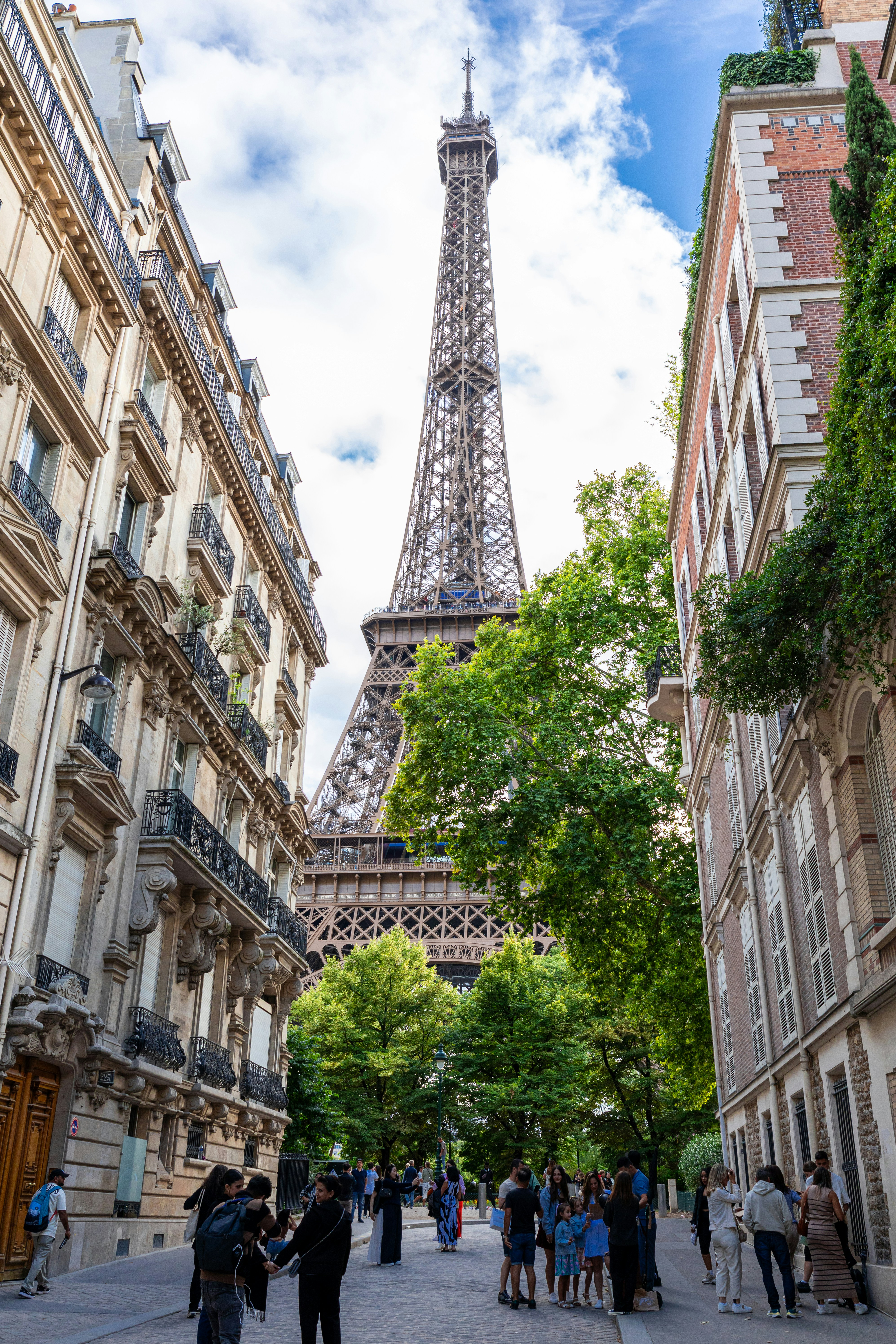 Eiffel tower visible from a parisian street.