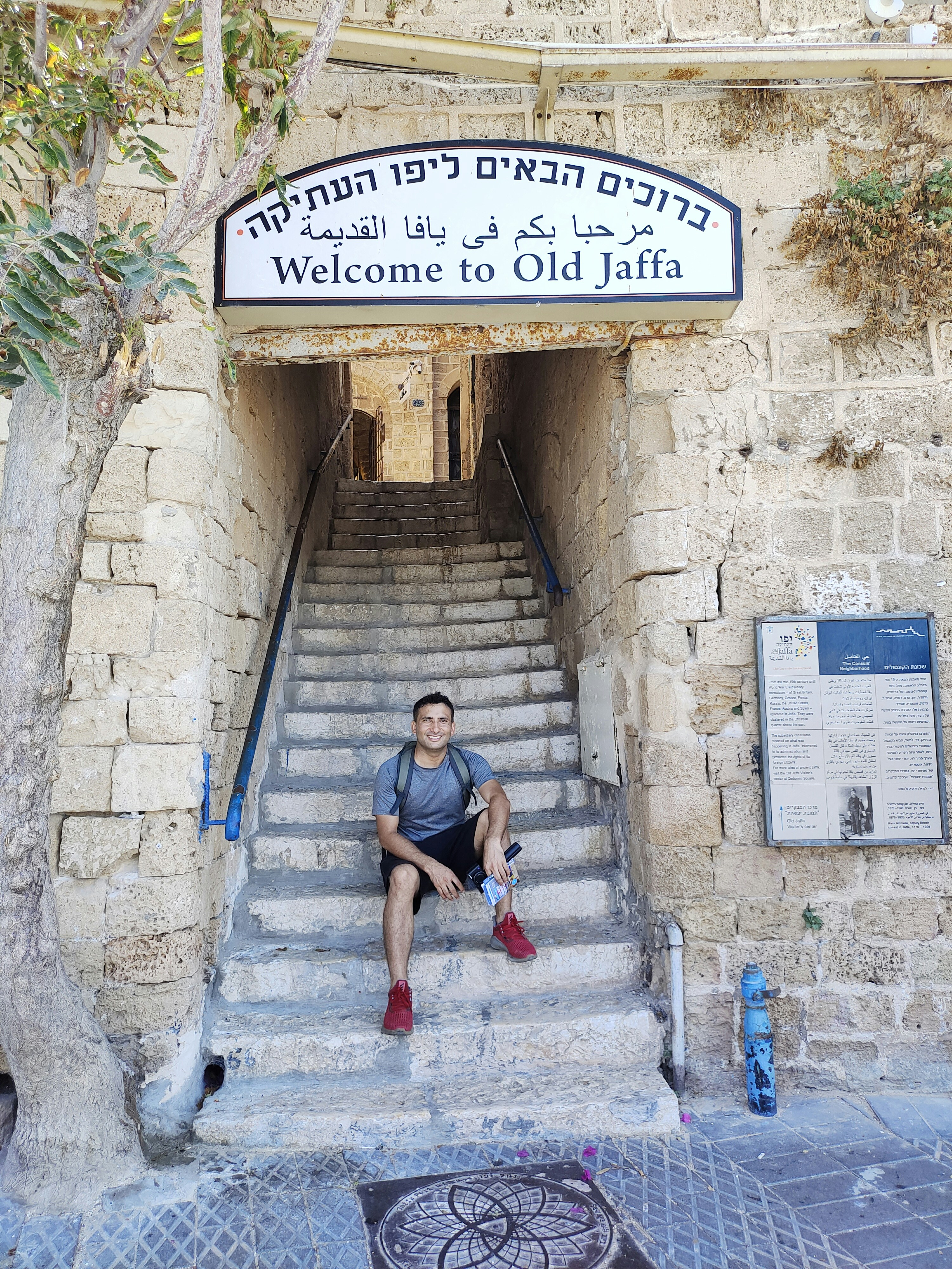 Man sits on steps under "welcome to old jaffa". photo – Free Cityscape ...
