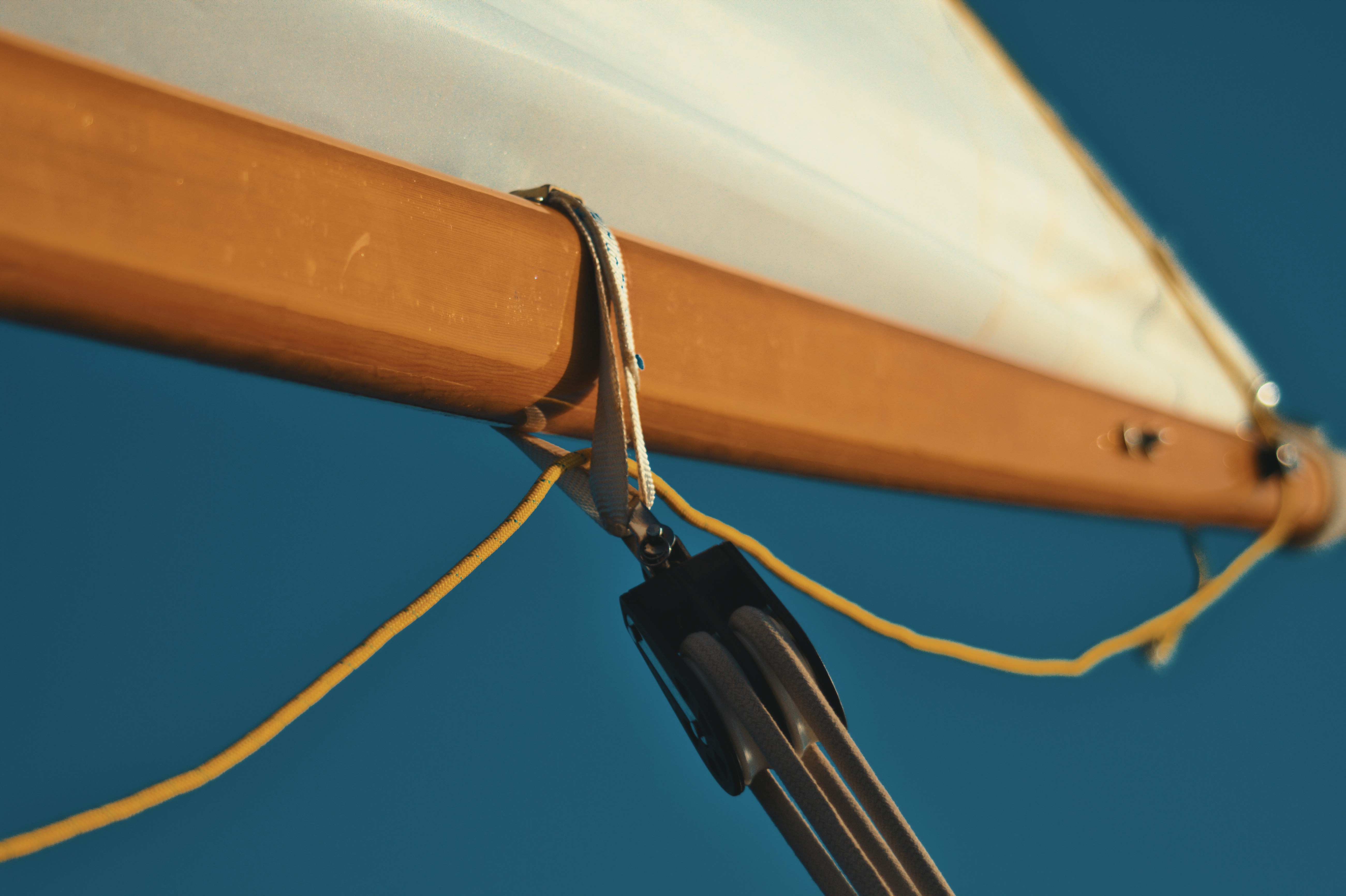Sail and boom detail on a sailboat. photo – Free Voyage Image on Unsplash