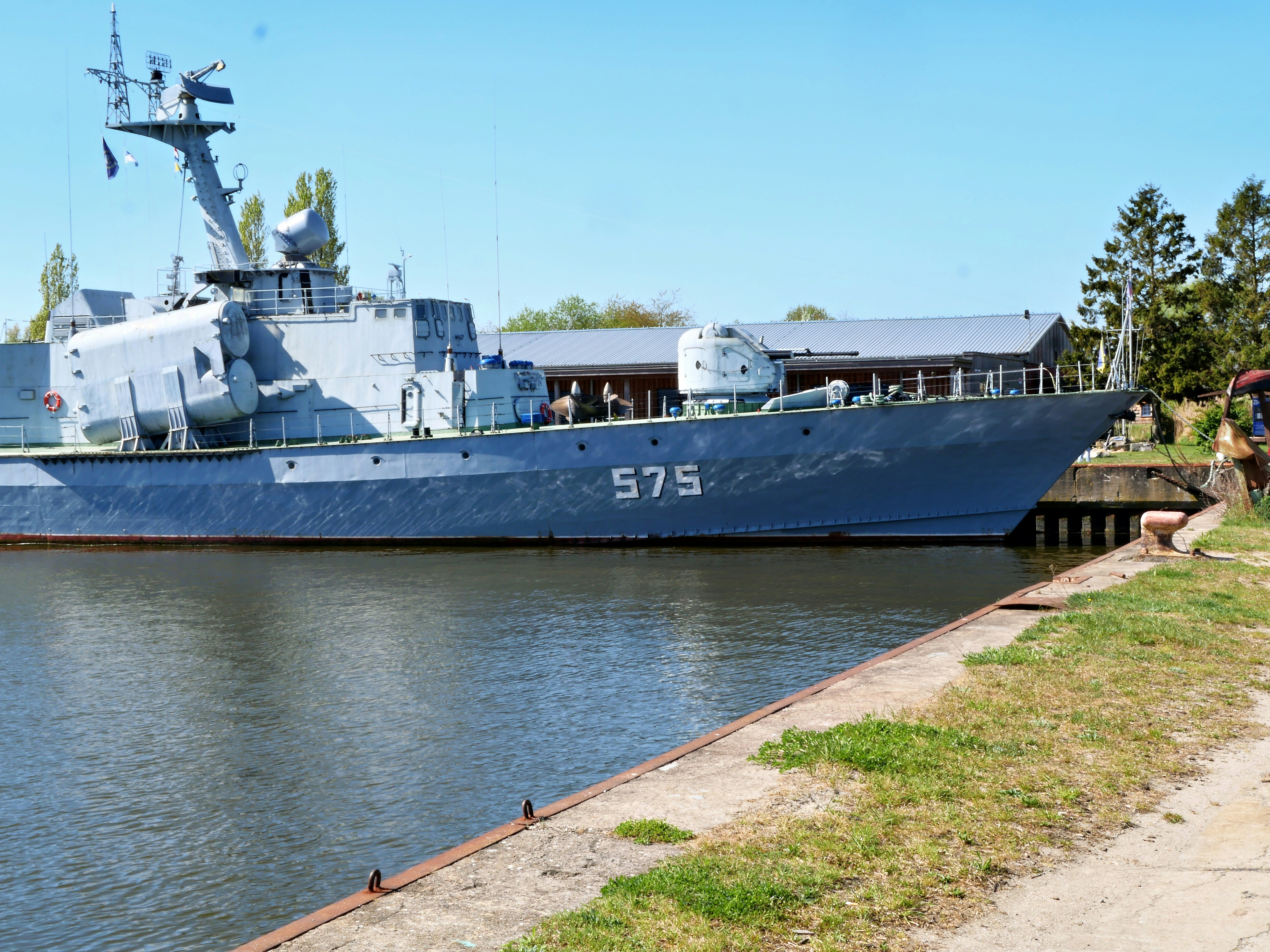 A naval ship is docked in the water. photo – Free Human Image on Unsplash