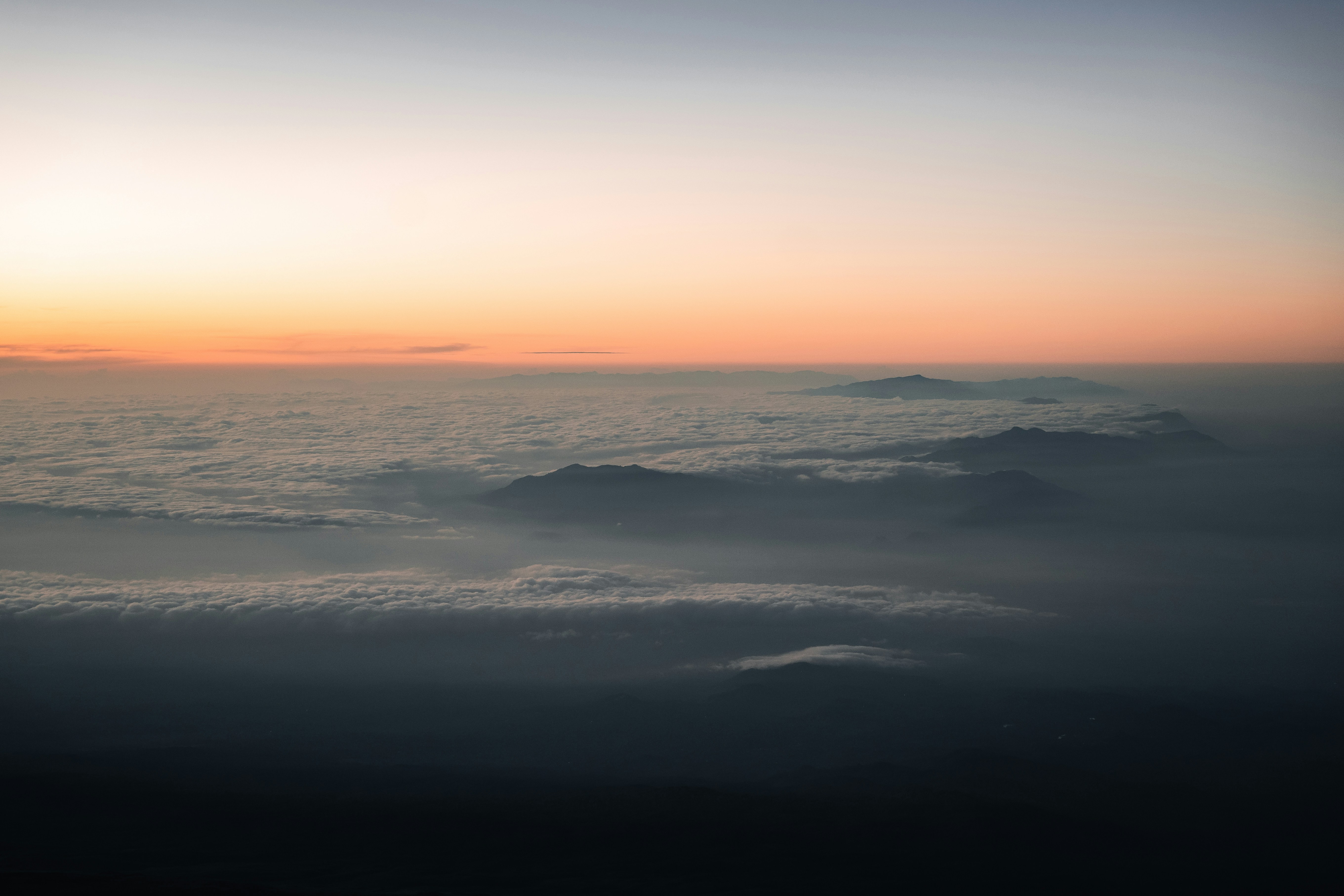 Foto Matahari terbit di atas awan dan pegunungan. – Gambar Wallpaper ...