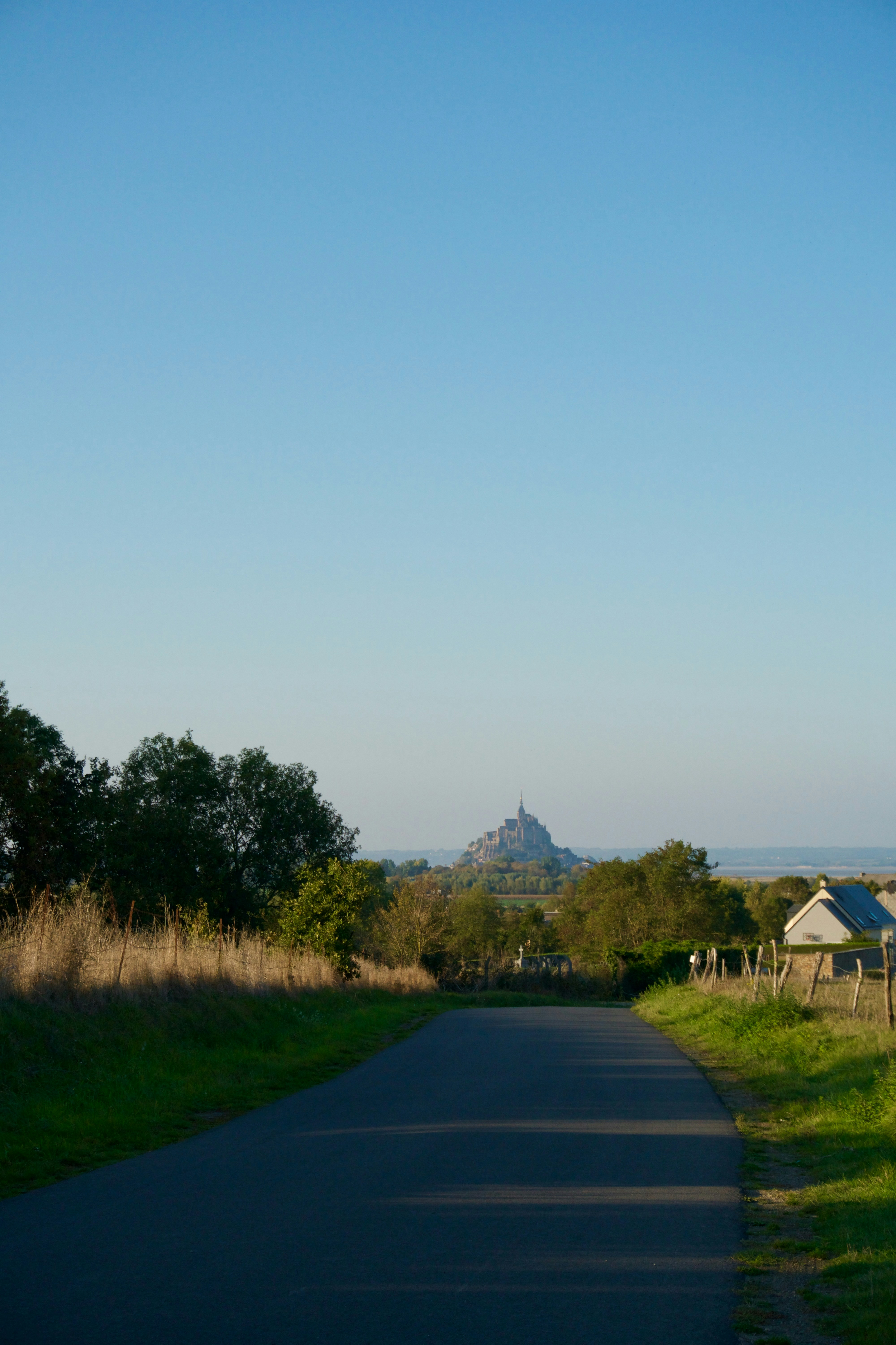 Horizon Fortress Emerges on a Quiet Rural Road