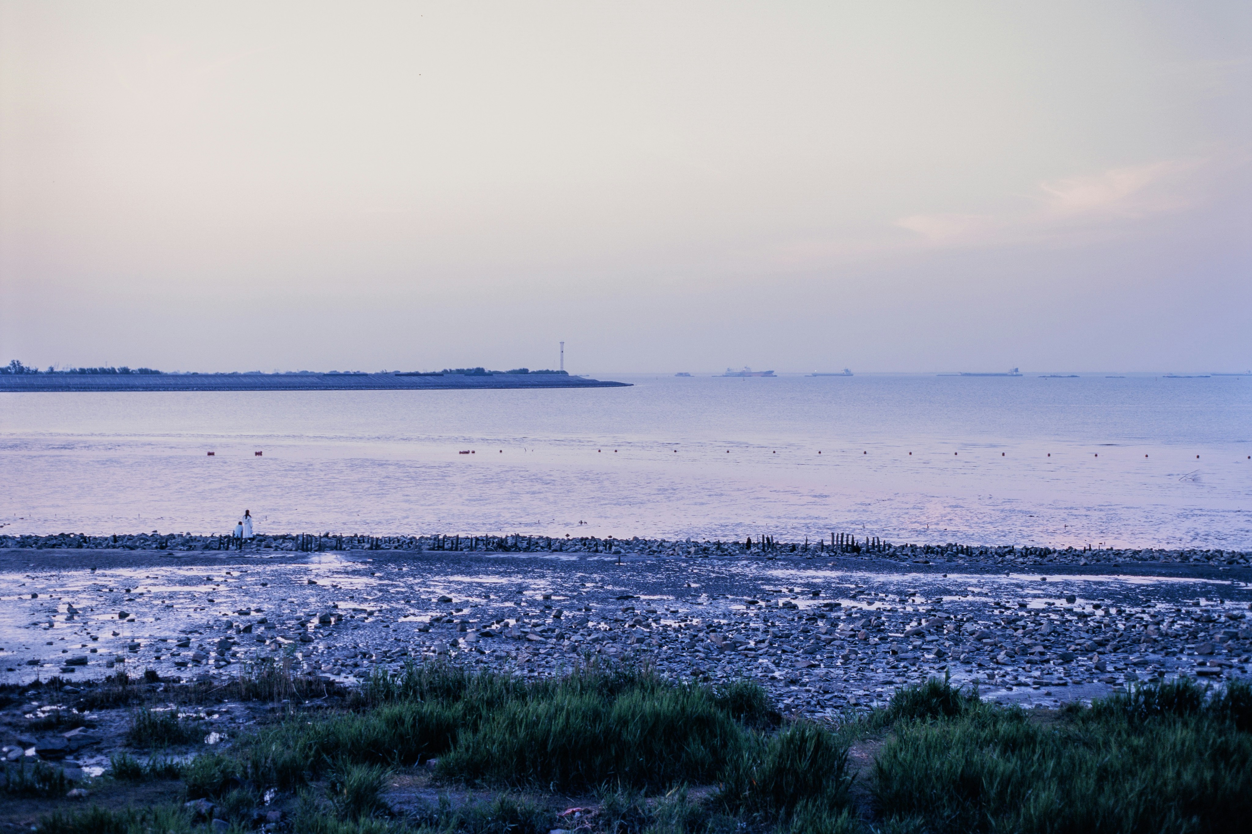 🎞️ Kodak Ektarchrome E100｜🧪 Kodak E-6 (Single-use kit)｜🖨️ EOS R6 + RF 100mm f/2.8L Macro｜📷 Pentax 67 + SMC Pentax 67 105mm 1:2.4 | Dusk settles over the calm waters and coastline.