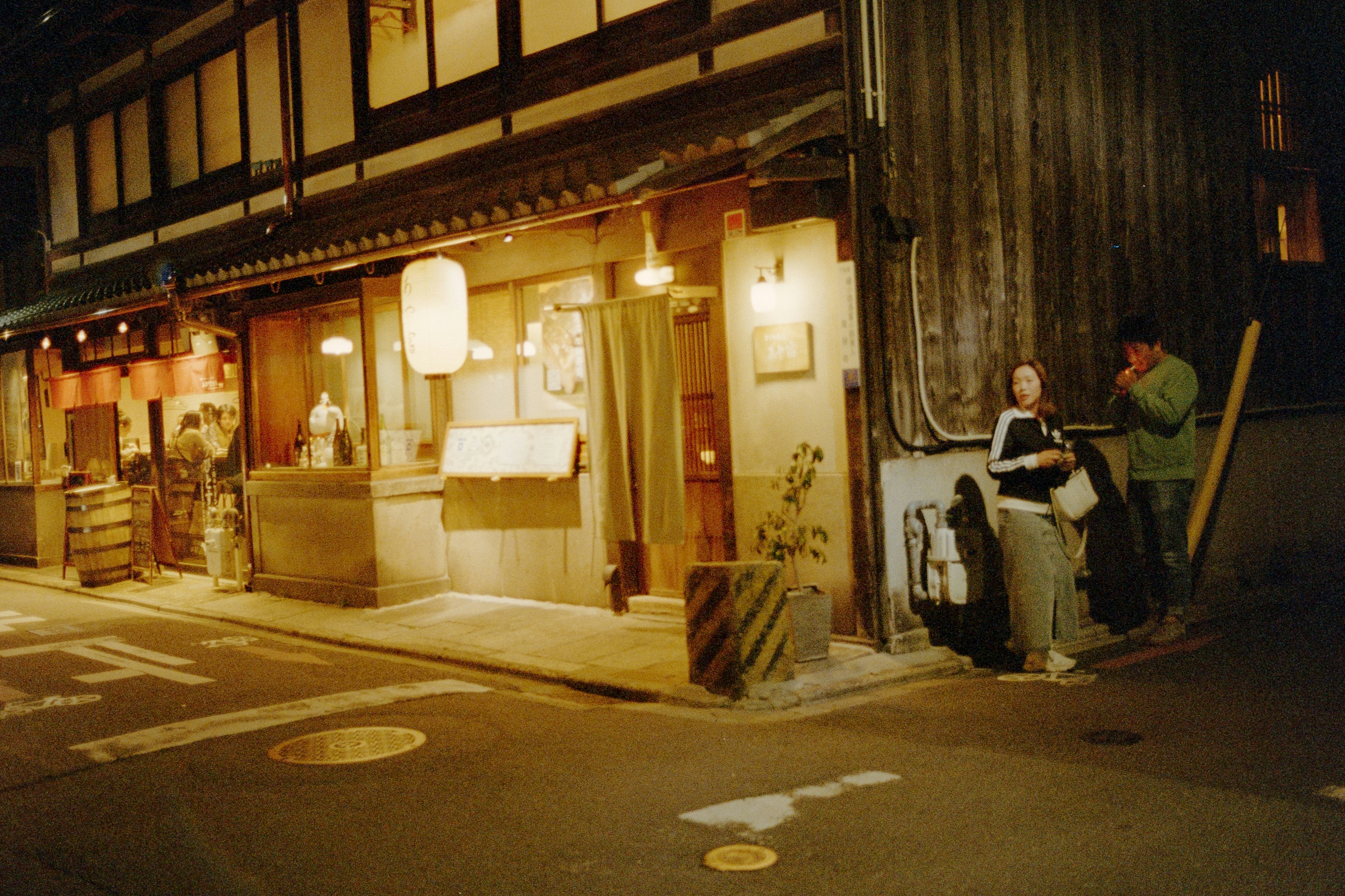 🎞️ Alien Film CN400 ProMax｜🧪 Fuji Hunt C-41｜🖨️ EOS R6 + RF 100mm f/2.8L Macro｜📷 Canon New F-1 + FD 35mm 1:2 S.S.C.