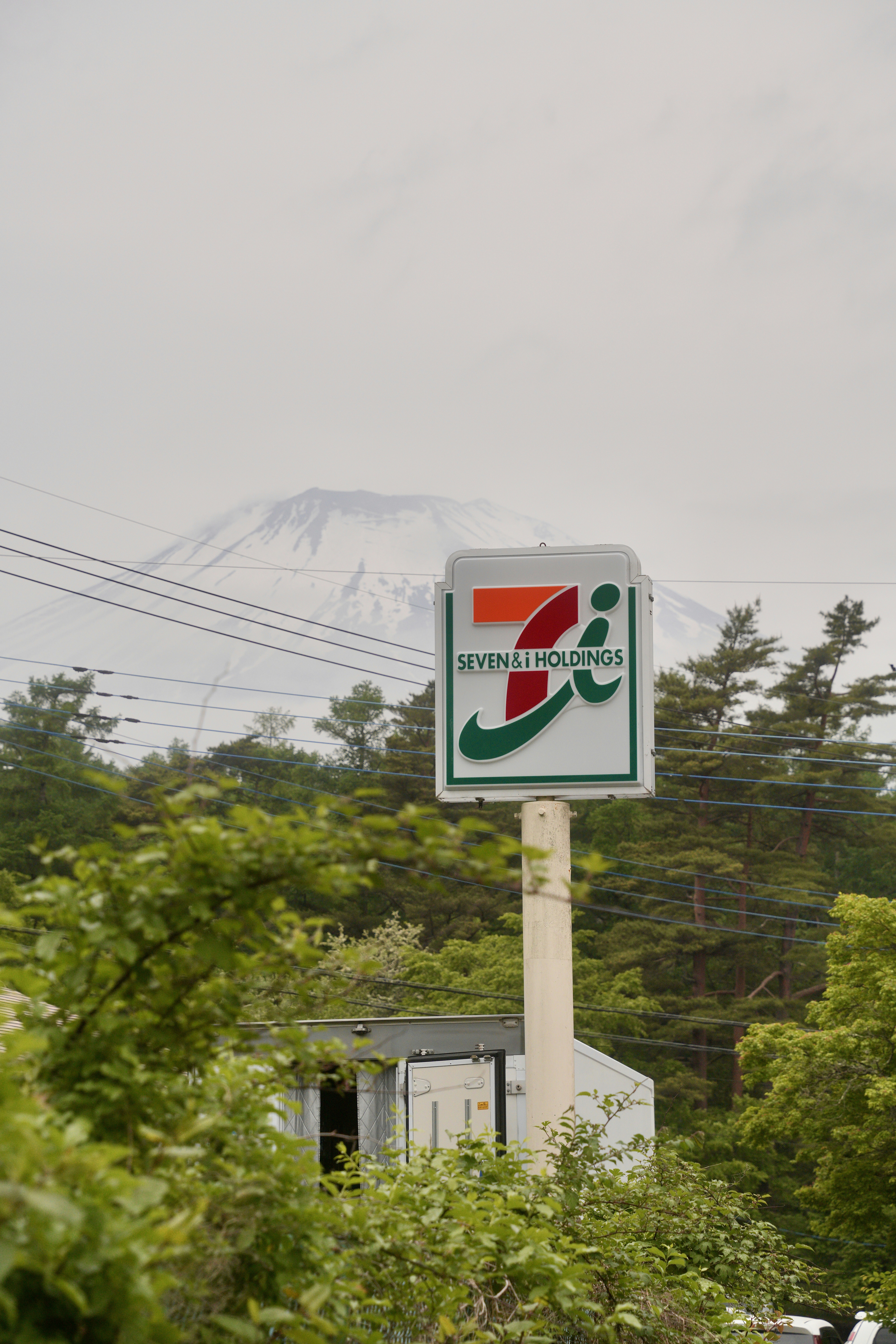 7 eleven yamanakako | Seven-eleven sign with mount fuji in the background.