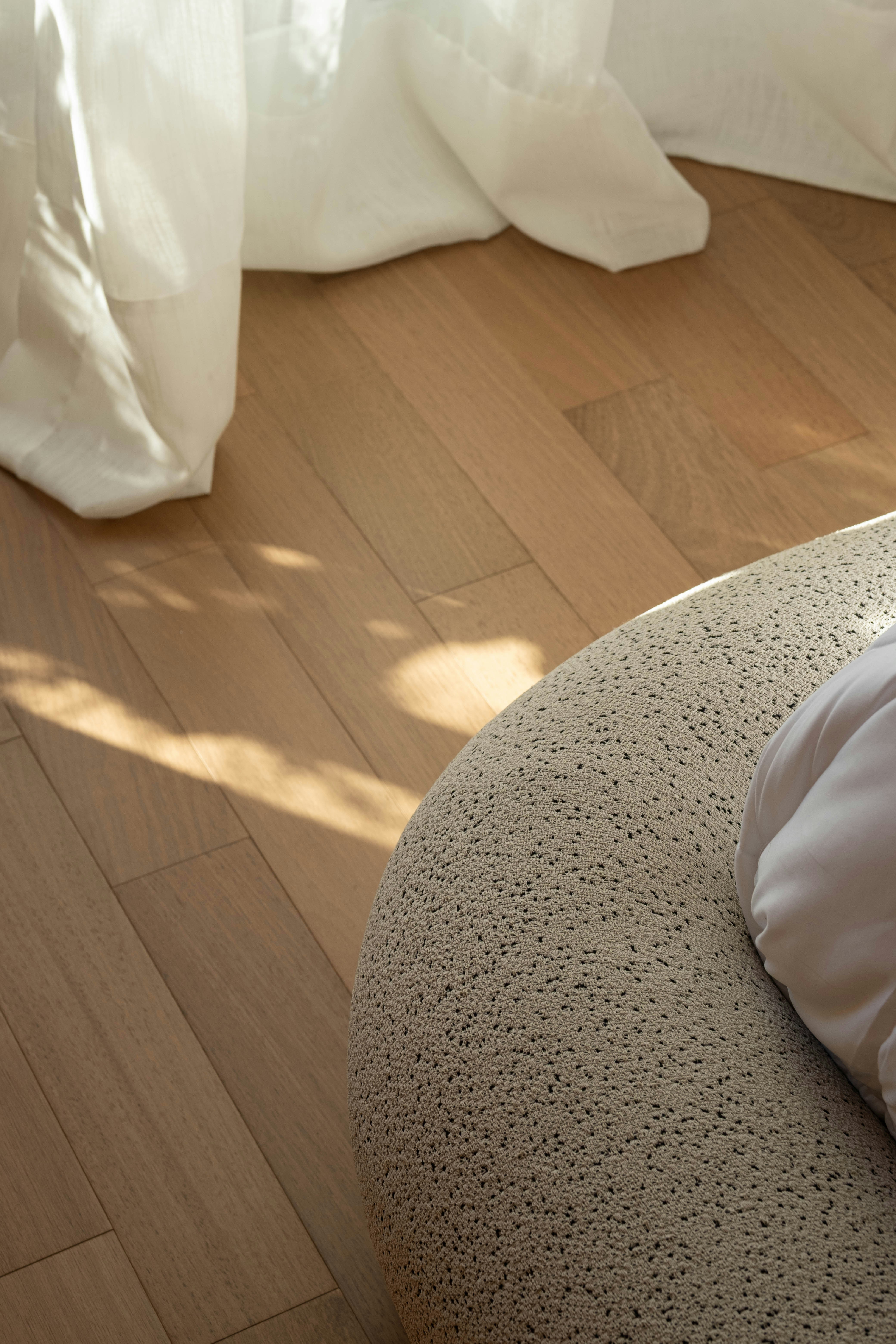 Cama Murano, por Fabio Lima. | Sunlight casts shadows on a cozy, elegant interior.