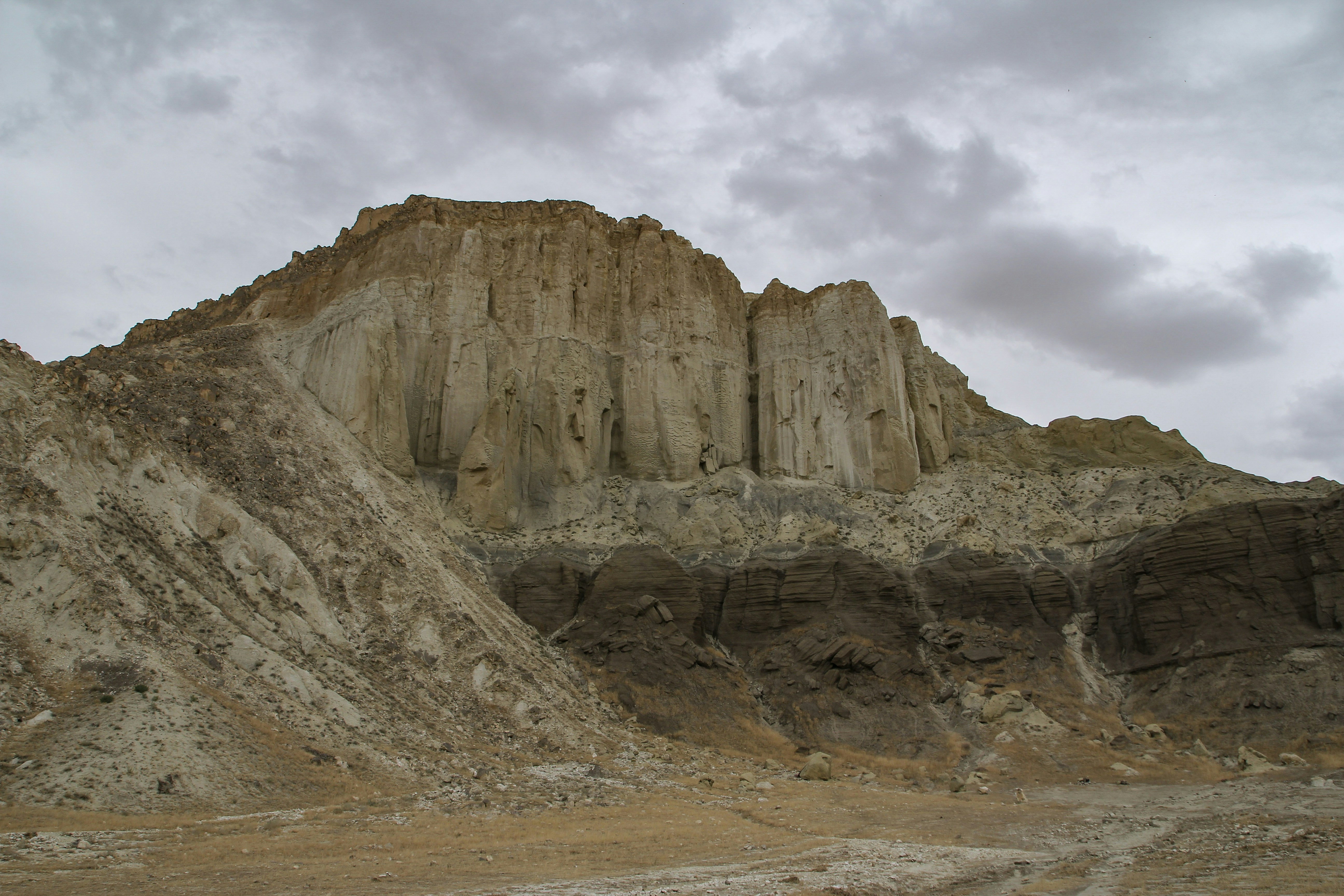 Formações rochosas erodidas ficam sob um céu nublado. foto – Imagem ...