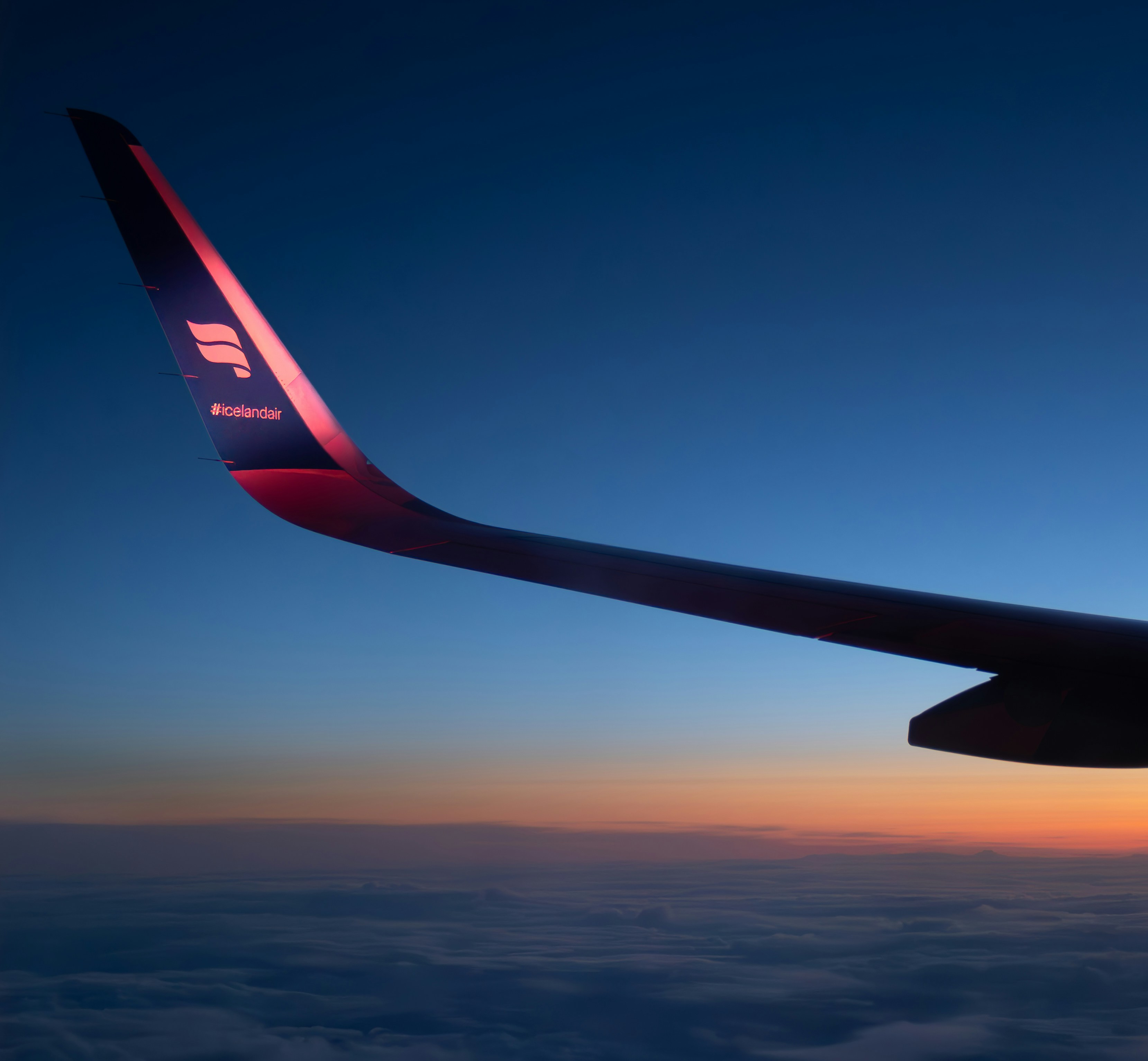 Wingtip Silhouette Above the Sunset: A Quiet Flight over Dusk