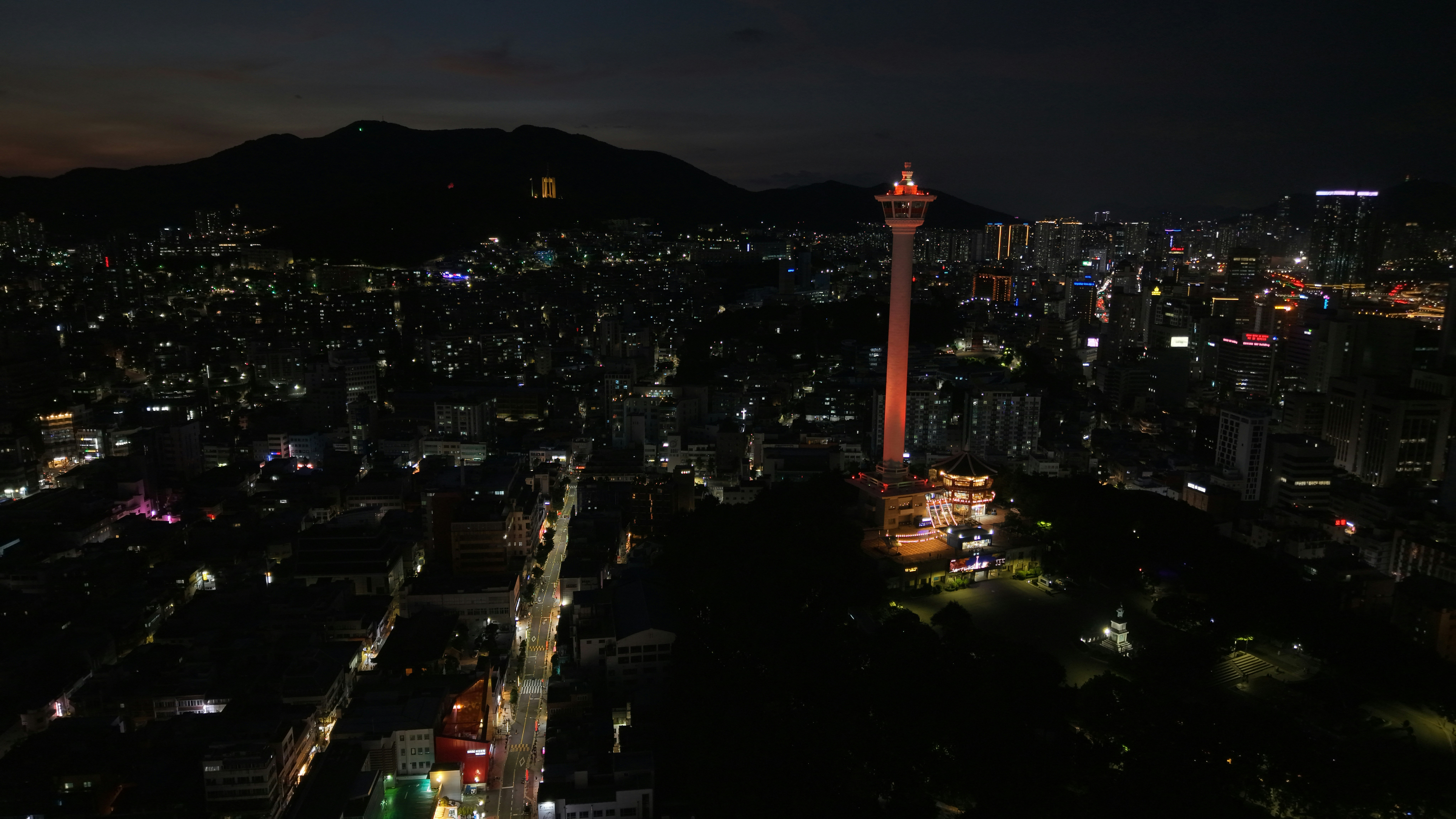 아름다운 도시 부산의 야경을 드론으로 촬영한 장면입니다 | Night view of a city with a tall tower.